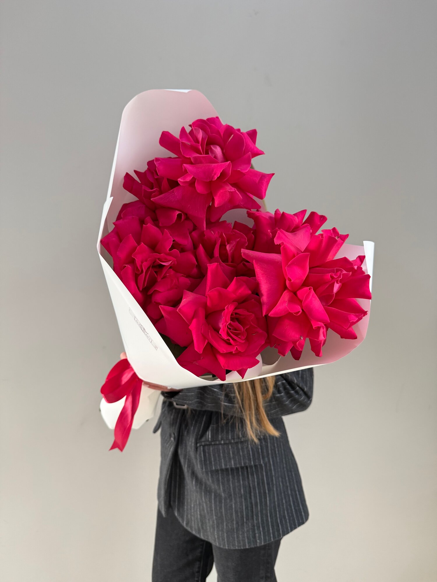 Букет из 7 французских малиновых роз ( живые цветы) яркий букет