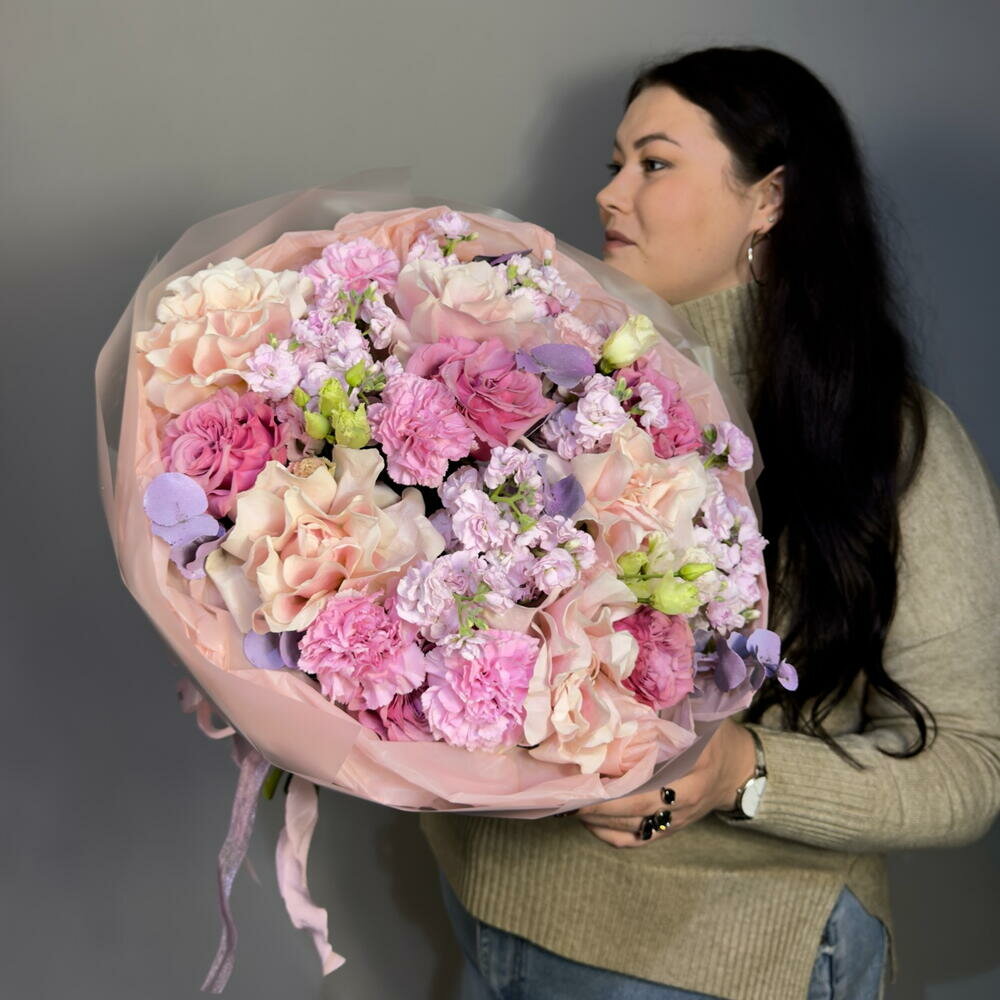 Сборный букет Madam Polina "Розовое кружево", маттиола, эустома, гвоздика, роза