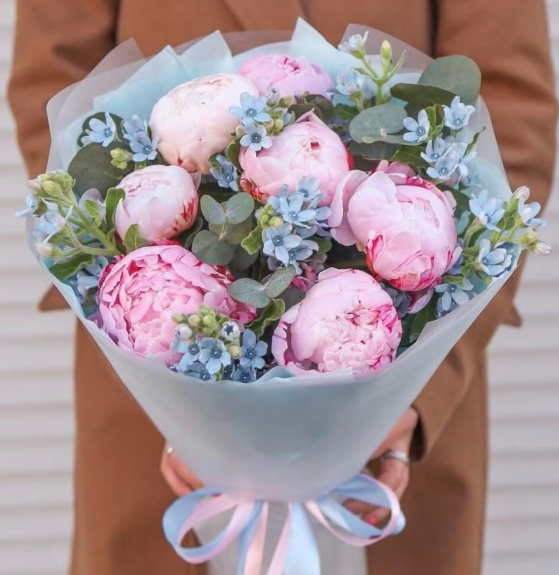Букет розовые пионы Сара Бернар, незабудки, ароматный эвкалипт