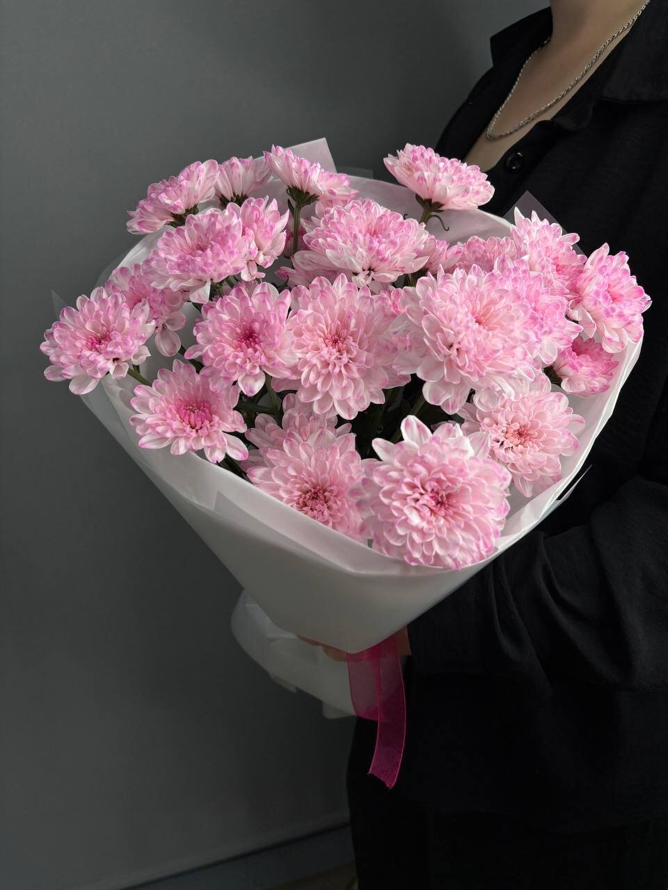 Букет из 5 нежных хризантем Букет выполнен из оригинальной матовой пленки и белой тишью.