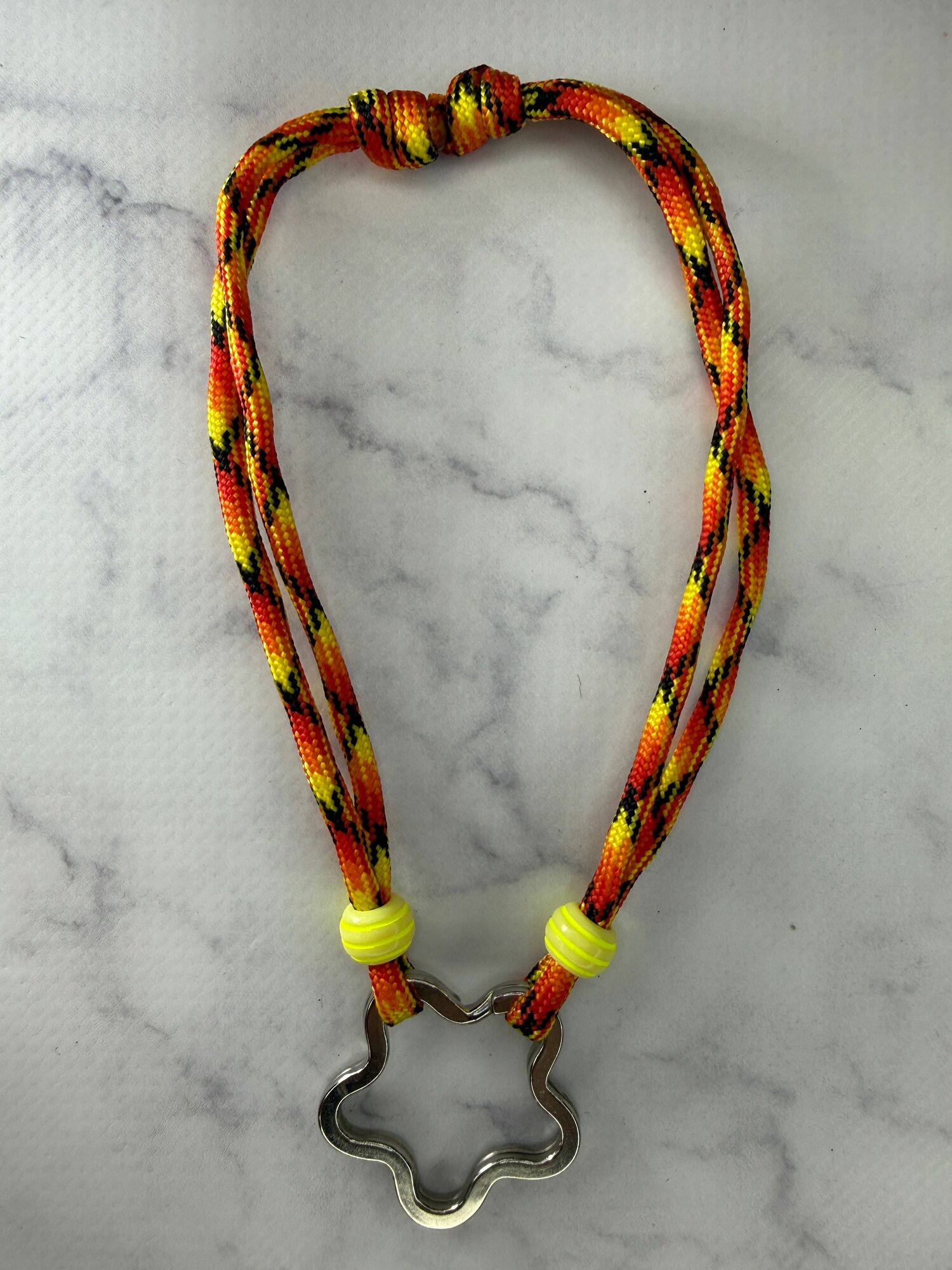 Шнурок для адресника из паракорда с акриловыми бусинами для всех пород собак