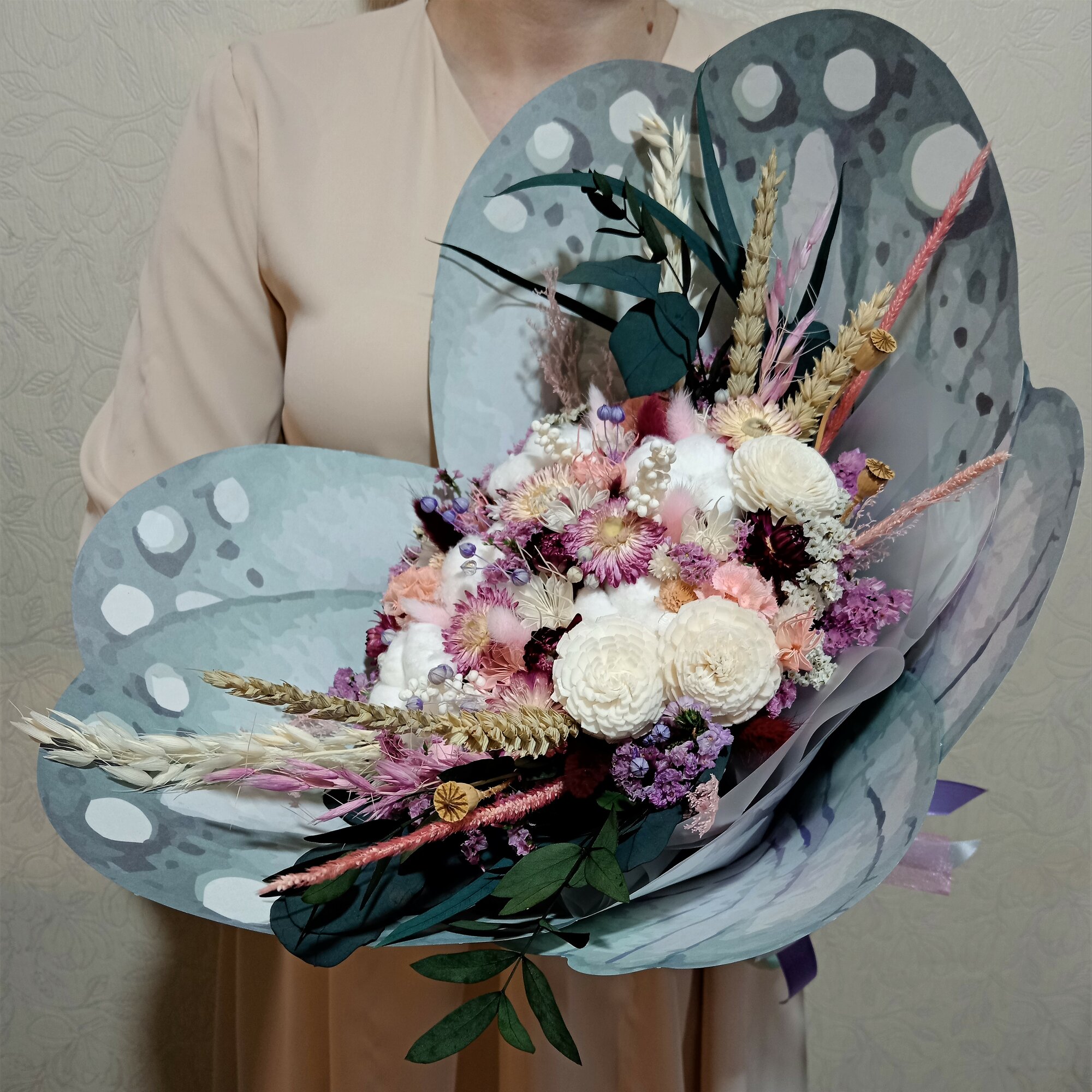 Букет из сухоцветов с крыльями бабочки