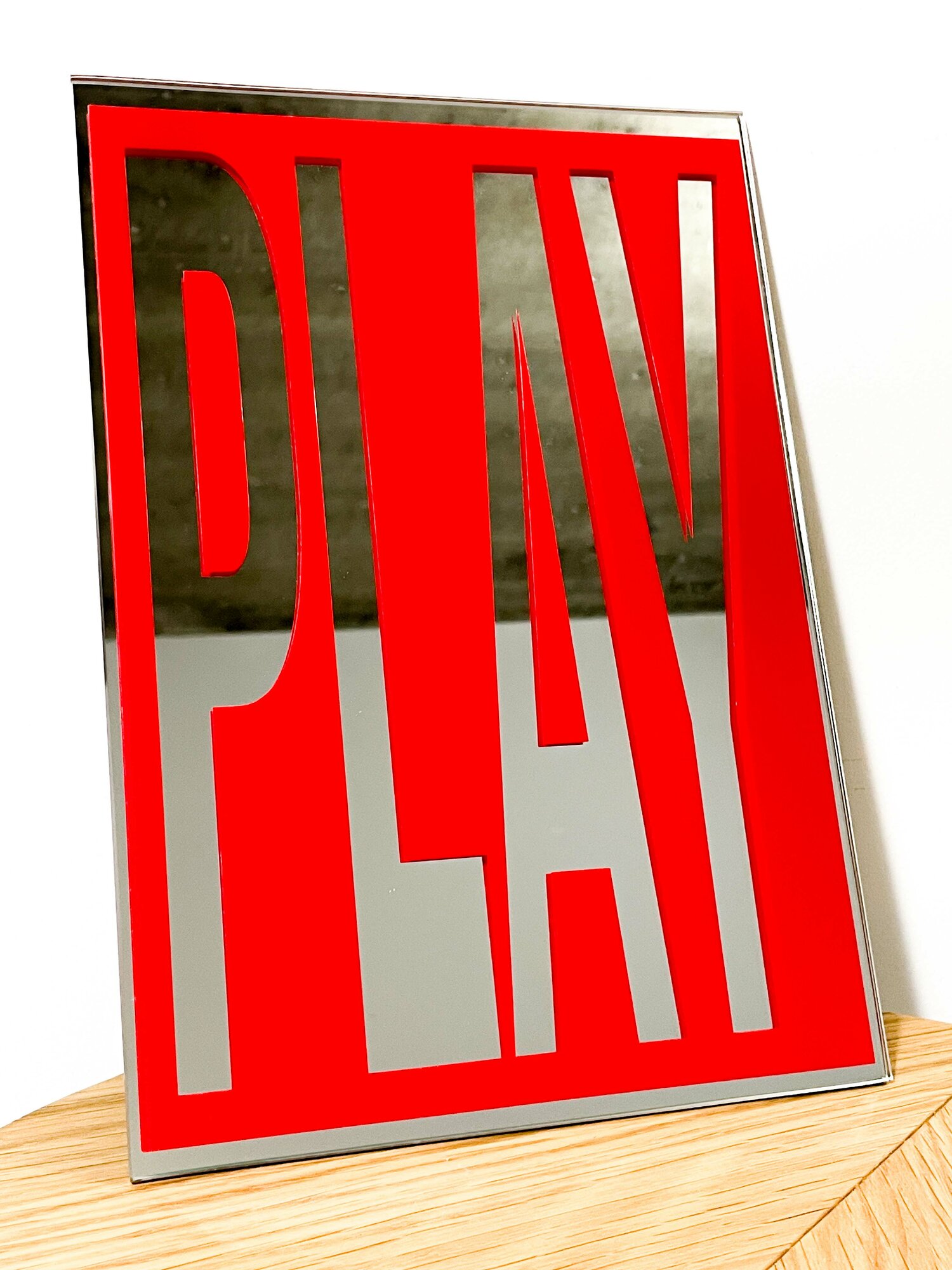 Зеркало интерьерное с графикой PLAY, формат А4, цвет красный, размер 21×30 см, бренд Zrcatko