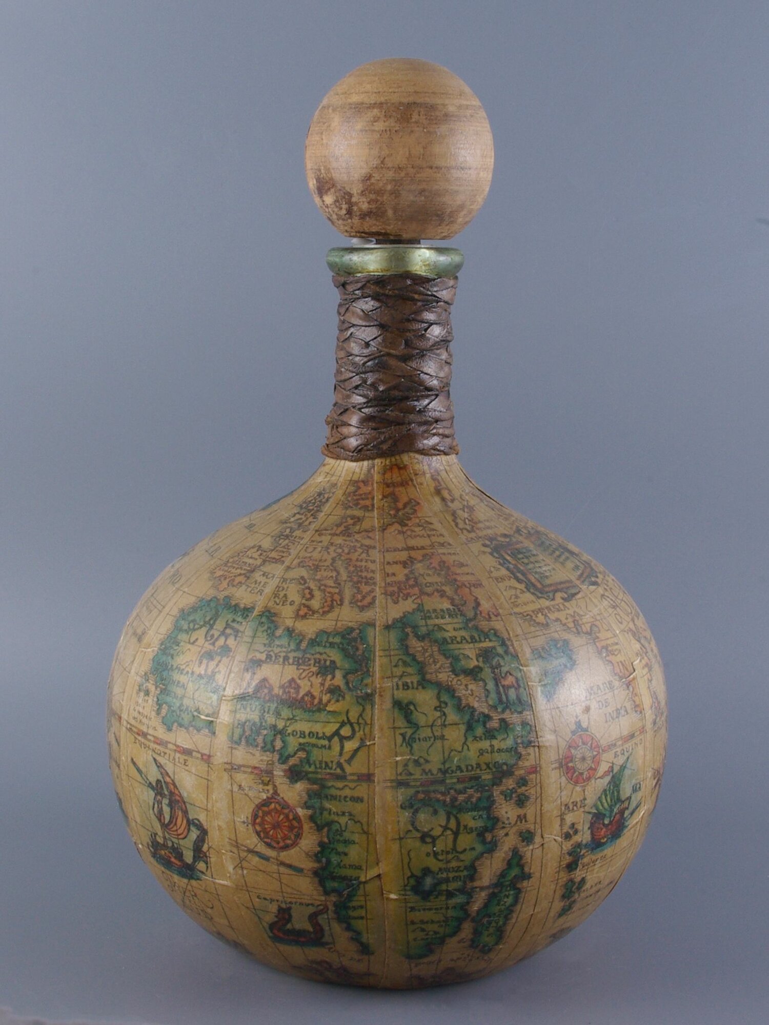 Винтажный графин "Старый свет". Зеленое стекло, кожа, дерево. Италия, 1960- ее годы.