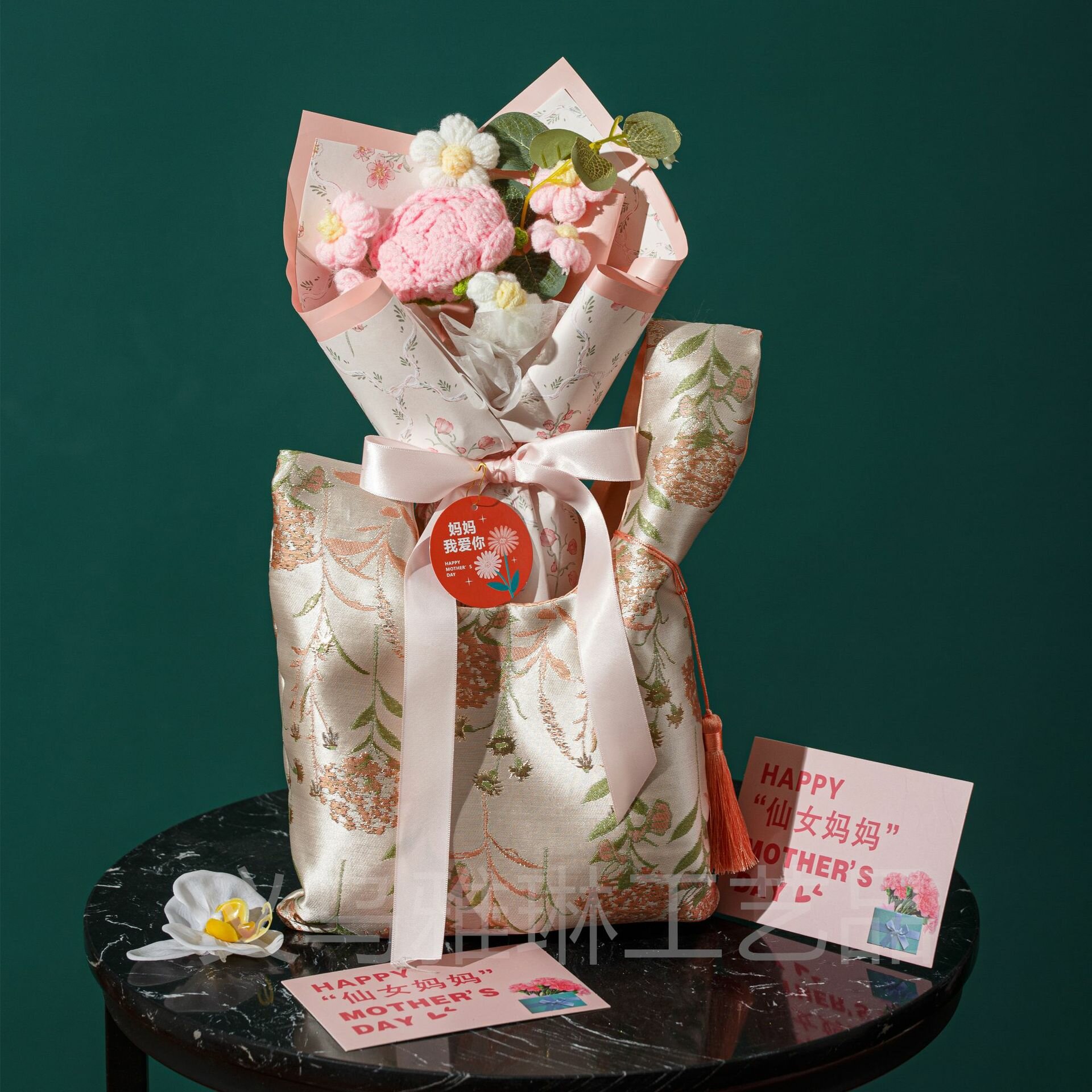 Подарите маме вязаные цветы из шерсти, розы, цветы ручной работы, искусственные цветы, ручные подарочные пакеты на День матери, праздничные сувениры, небольшие букеты.