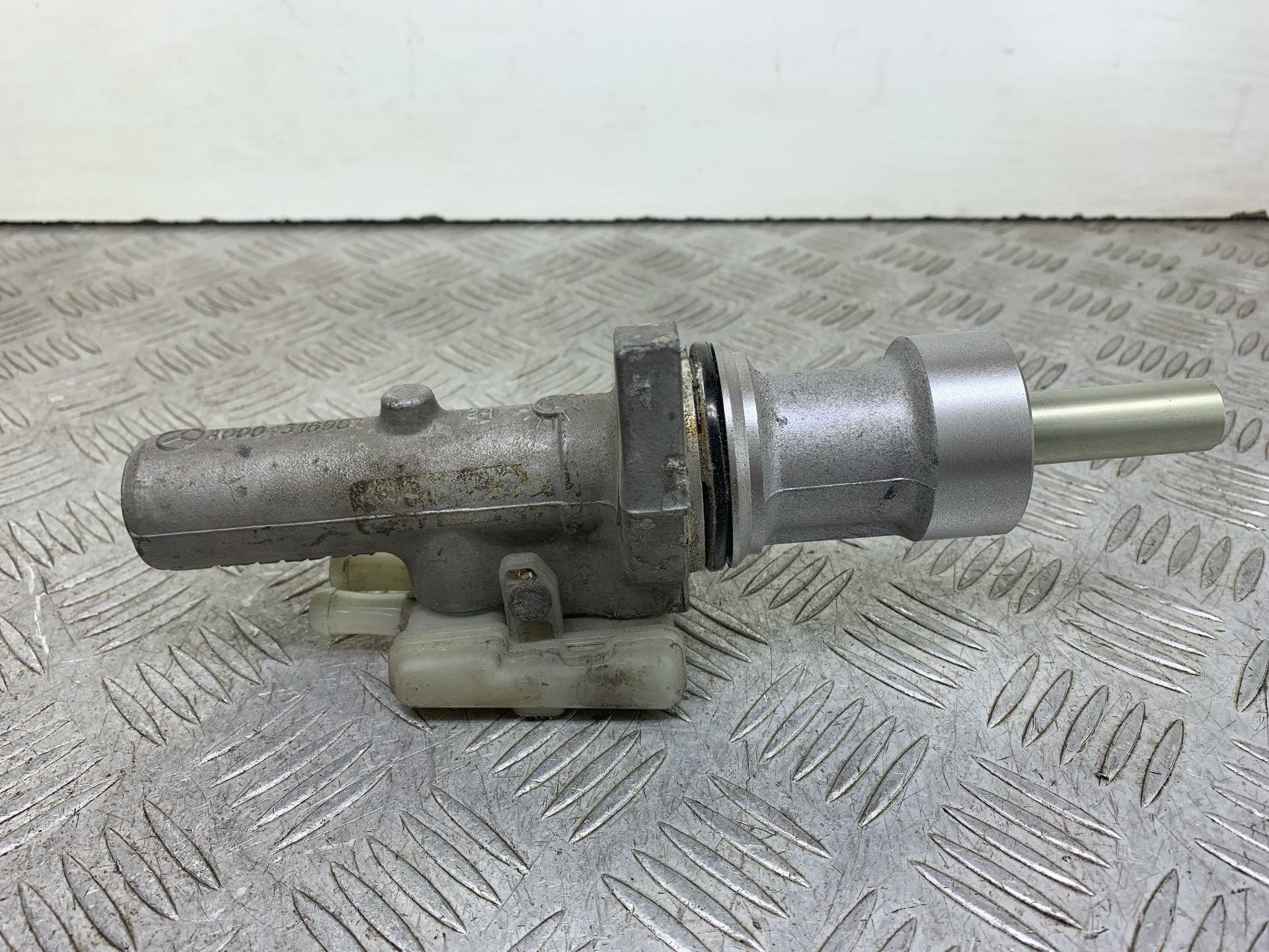 Главный тормозной цилиндр Mercedes-Benz Vito W639 (2003 - 2010) A0004316901