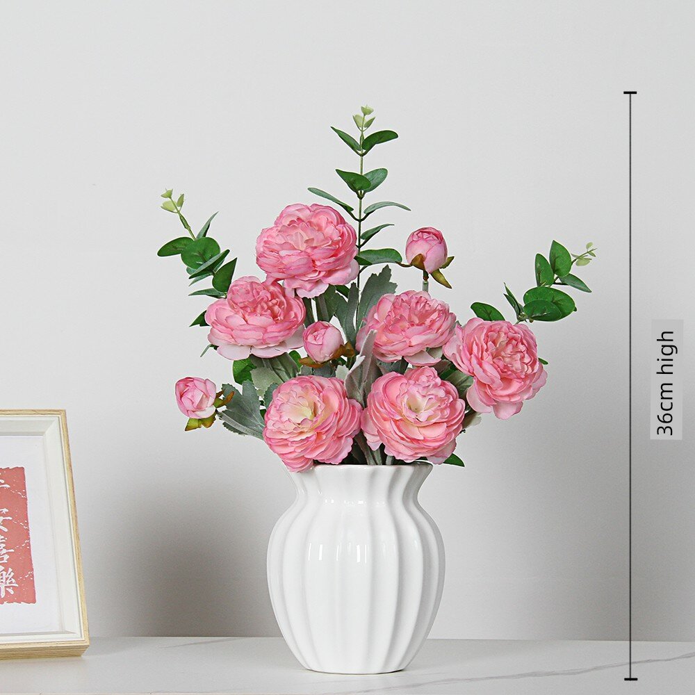 Скандинавский обеденный стол, керамическая ваза, сине-белый цветочный сосуд, композиция из цветов, пионы, эвкалипт,