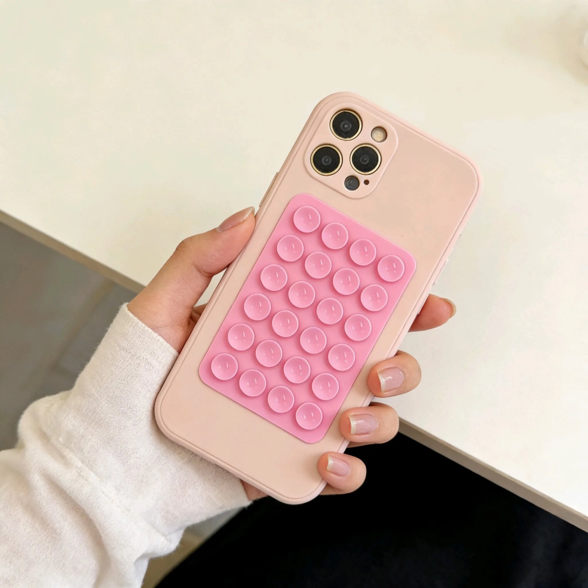 Розовый силиконовый чехол с Pop It для Huawei Y8p