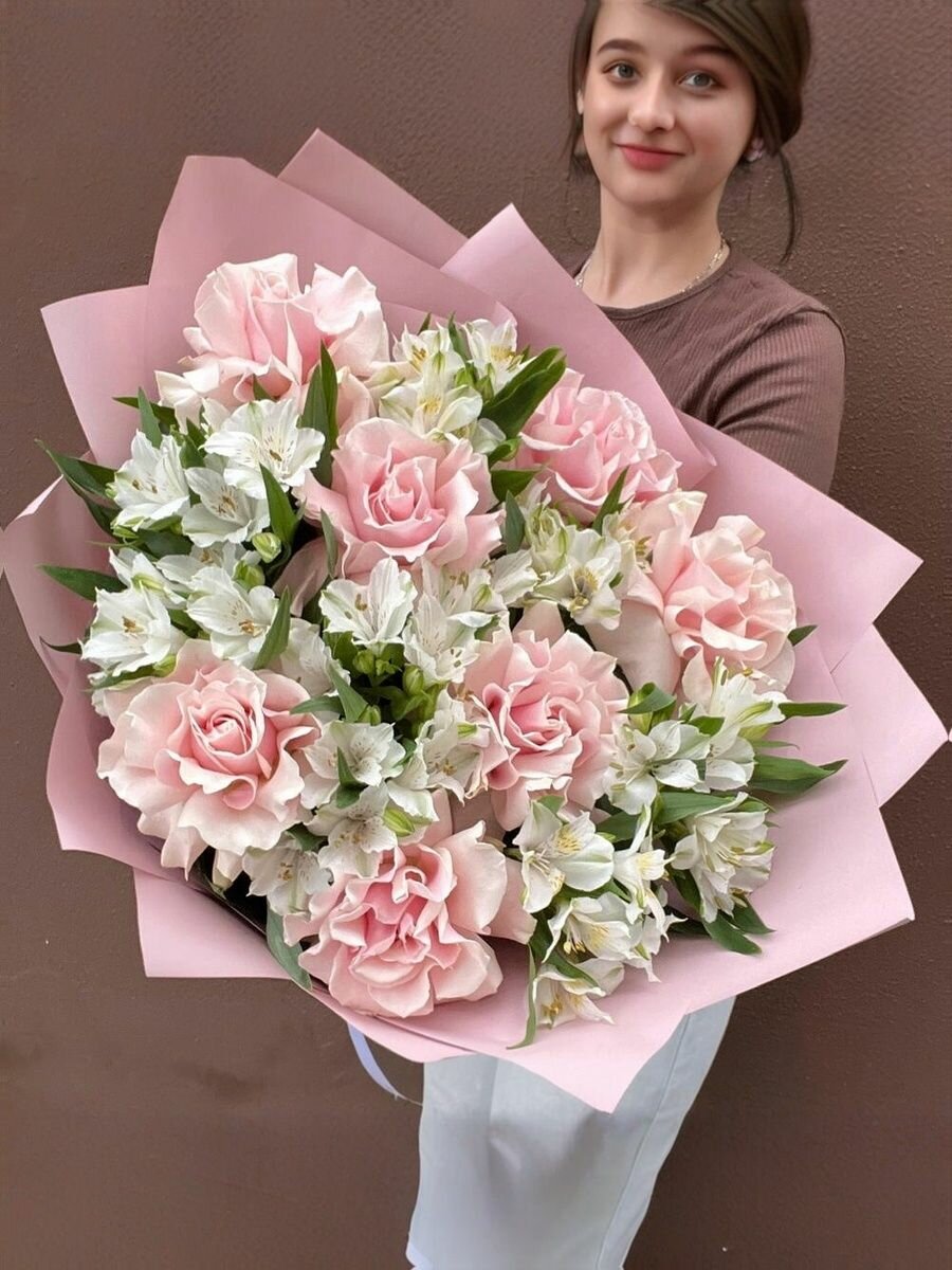 Нежный букет из розовых французских роз и стойких белых альстромерий