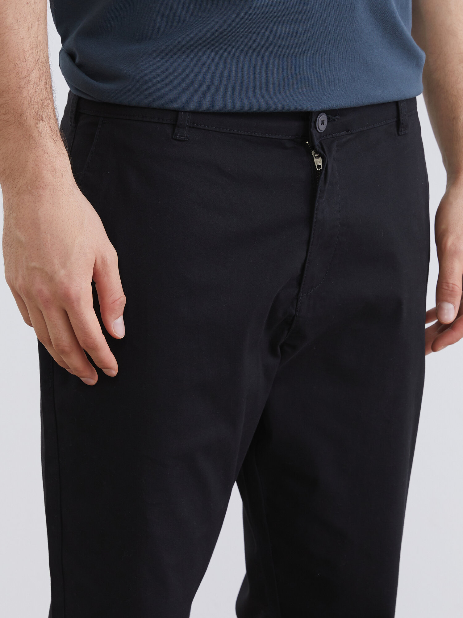 Брюки чинос