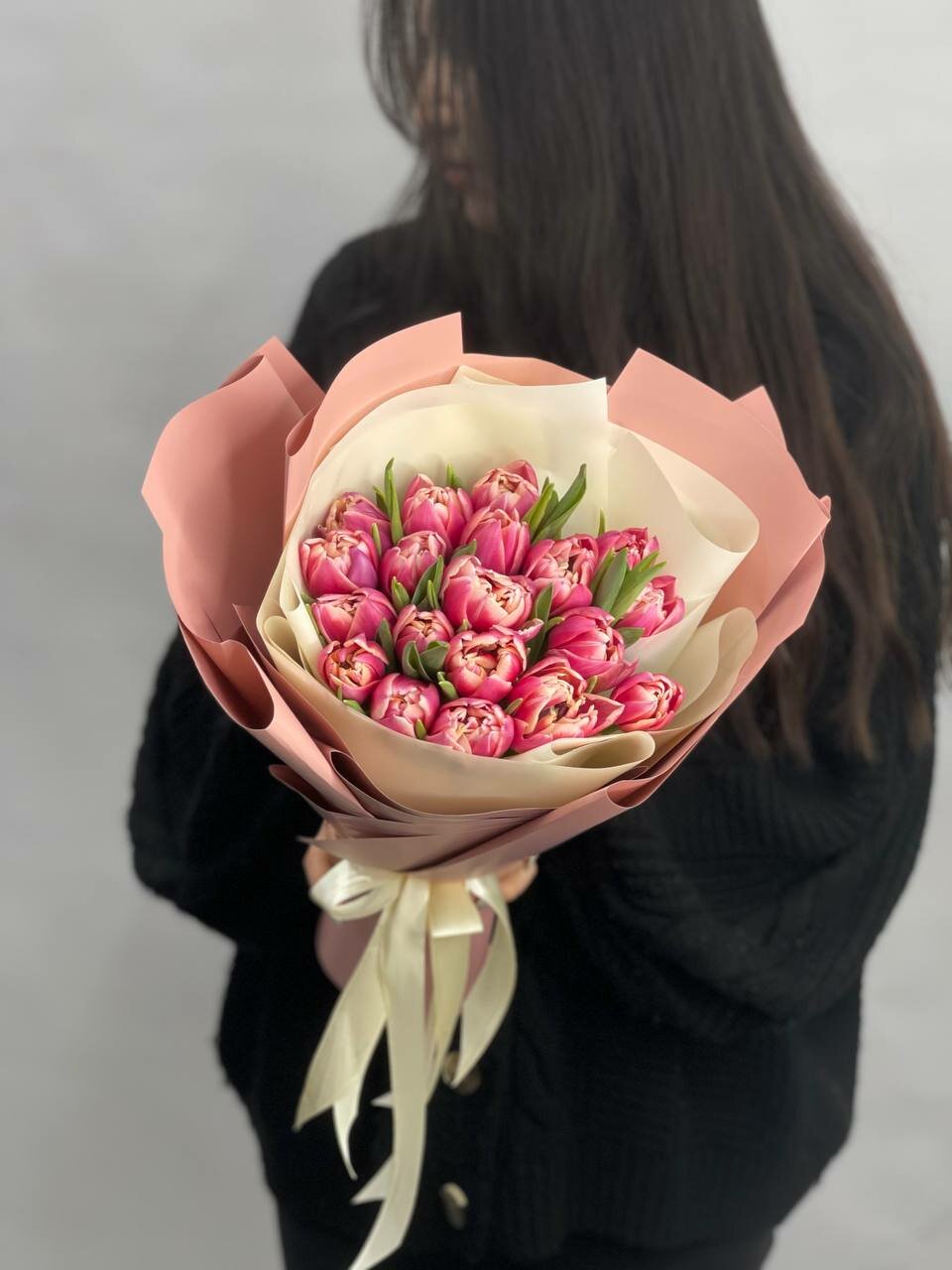 Монобукет из 25 пионовидных тюльпанов Колумбус в авторской упаковке