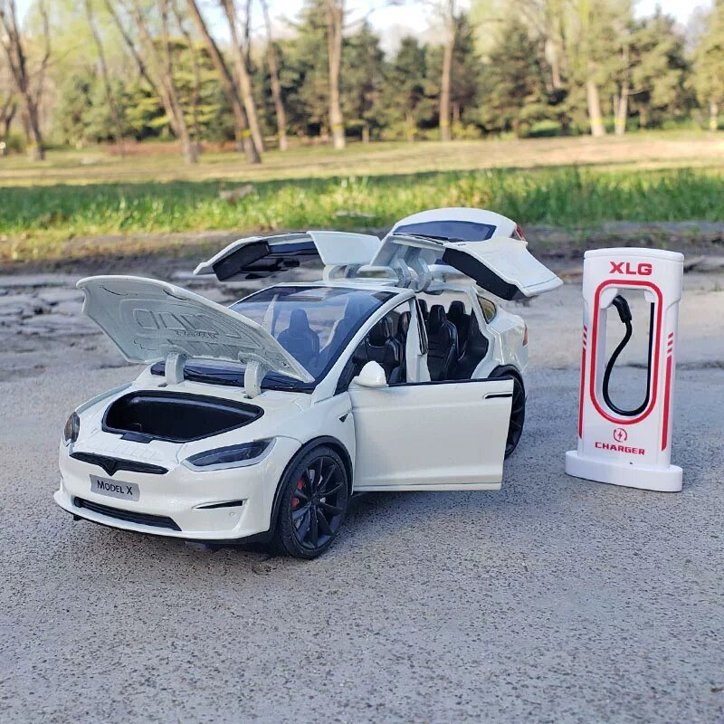 1:24 Масштабная модель Tesla Model X белого цвета из сплава с функцией света и звука