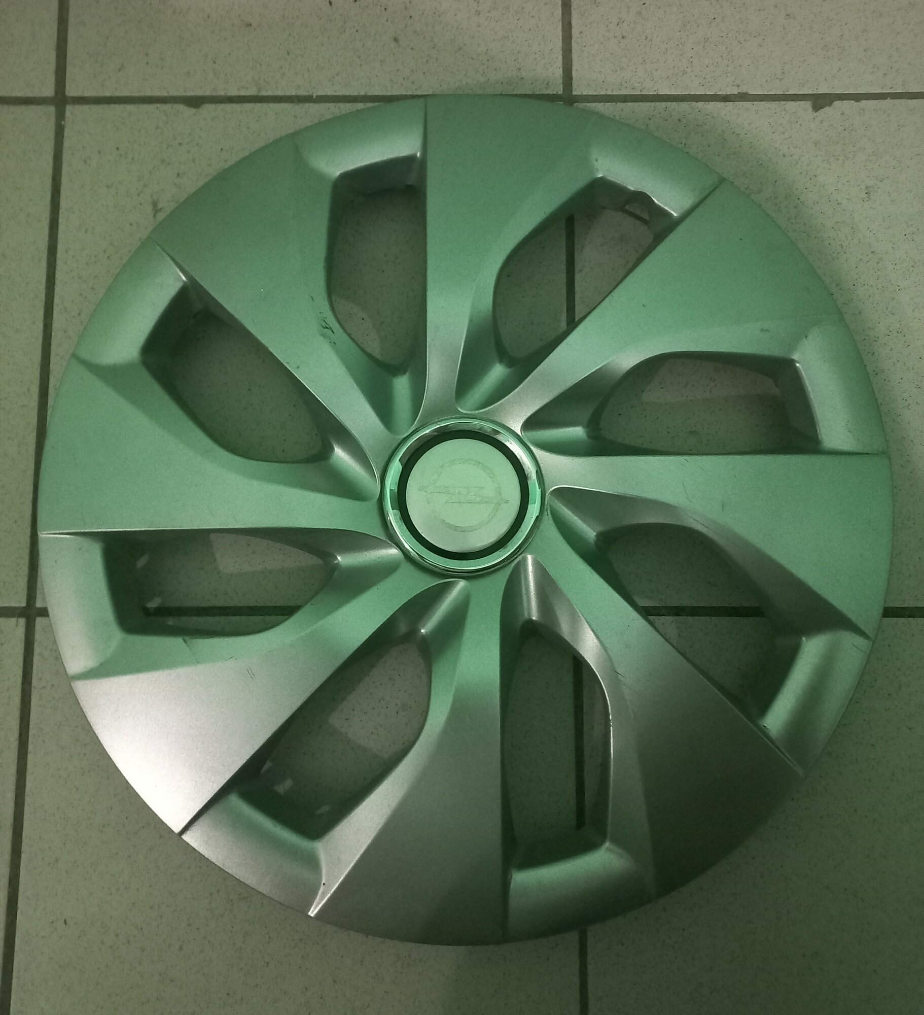 Колпак Opel R16.Польша.Без сколов и трещин.Все крепления целые.Возможня потертости.Смотри фото.