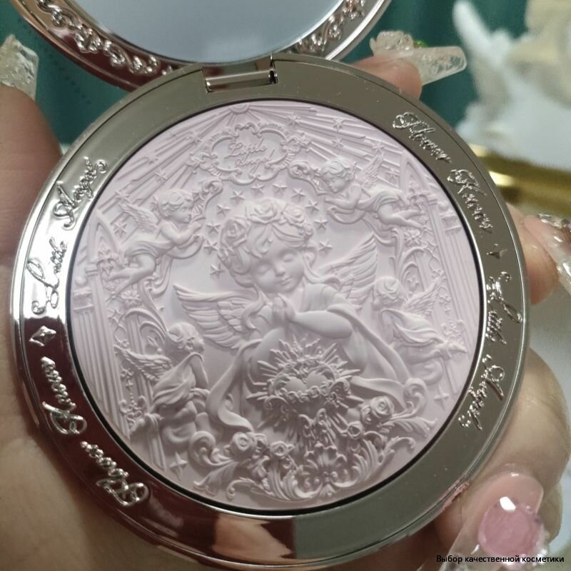 Пудра-хайлайтер Flower Knows Little Angel Emboss, естественно осветляет водянистую и трехмерную основу для макияжа.