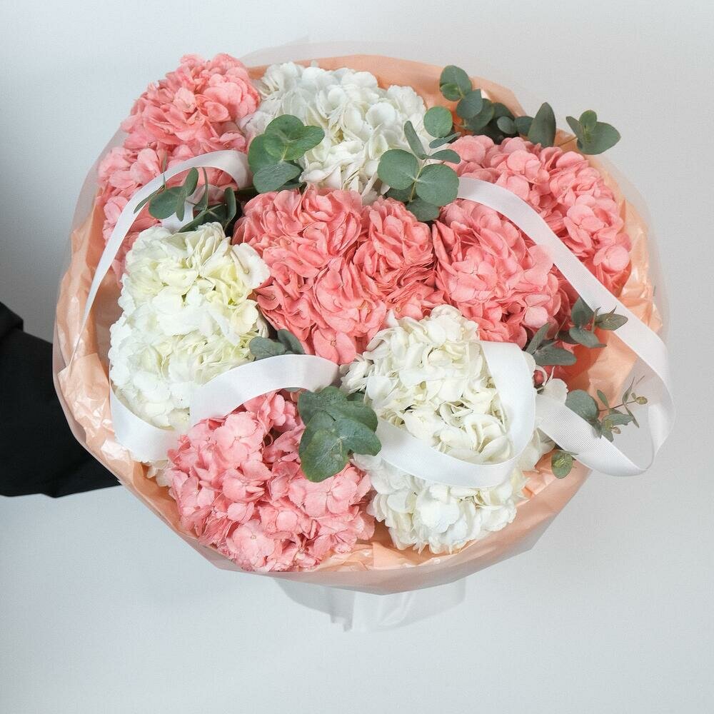 Букет цветов из 7 колумбийских гортензий с эвкалиптом, высота 50 см