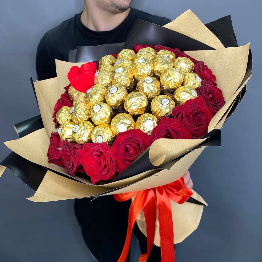 Букет из роз Ferrero, с конфетами, высота 40см, 15 роз, подарочная упаковка