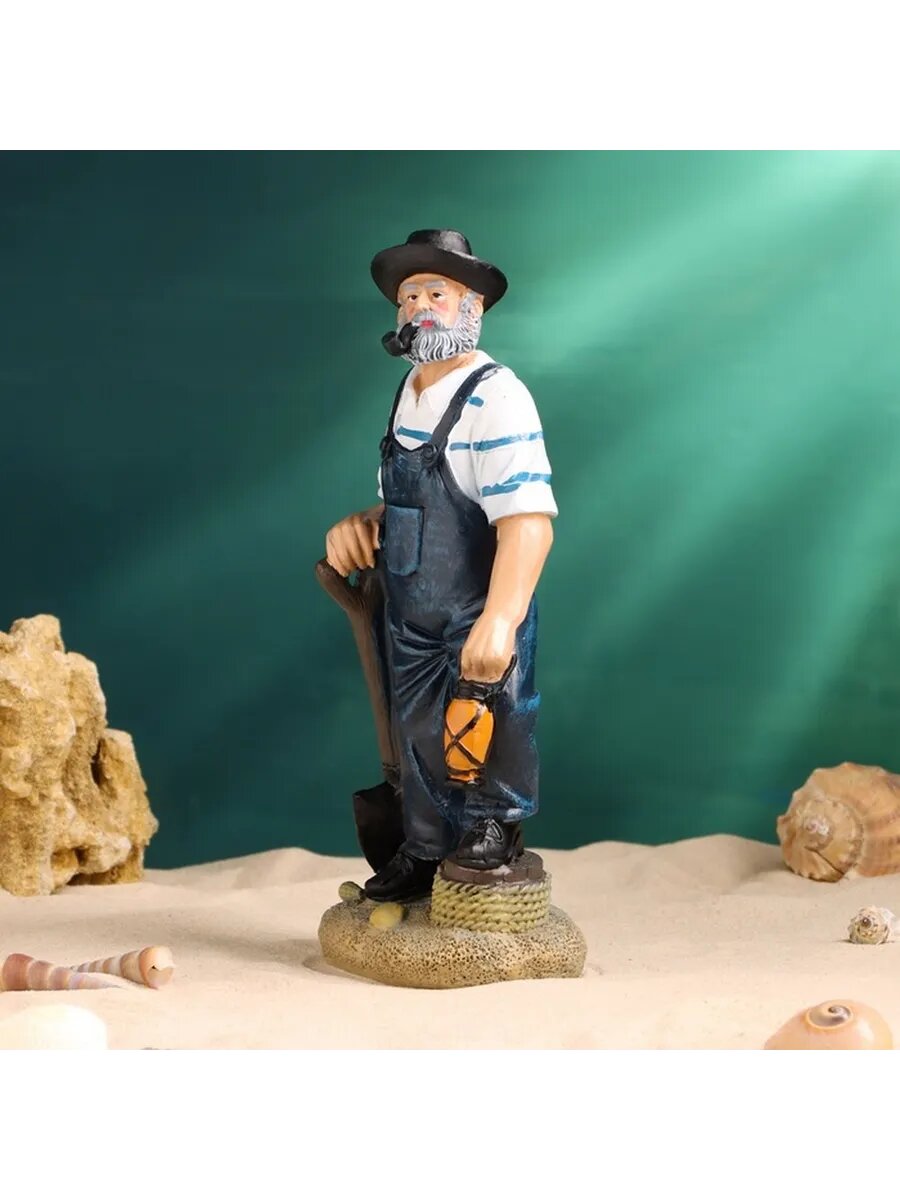 Яркая статуэтка моряка для интерьера