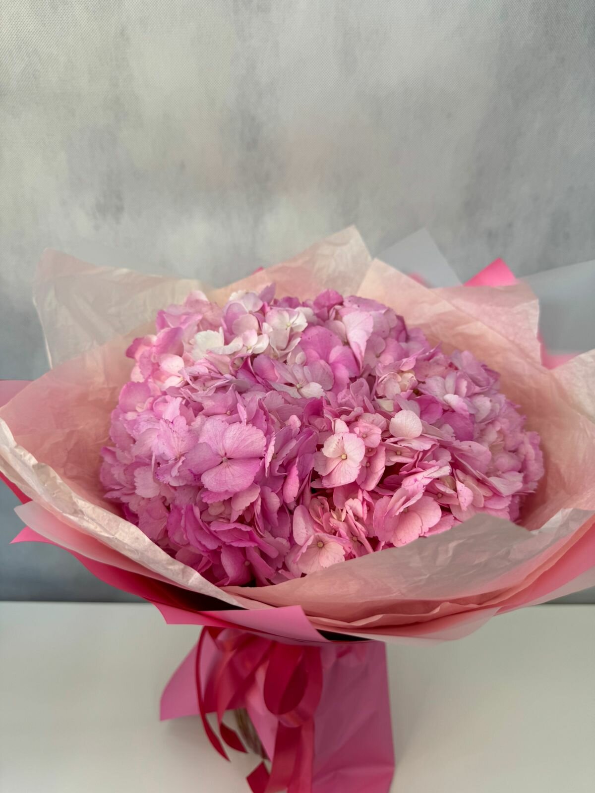 Букет из гортензии, розовый, аквабокс, бант, 5 шт, высота 50 см