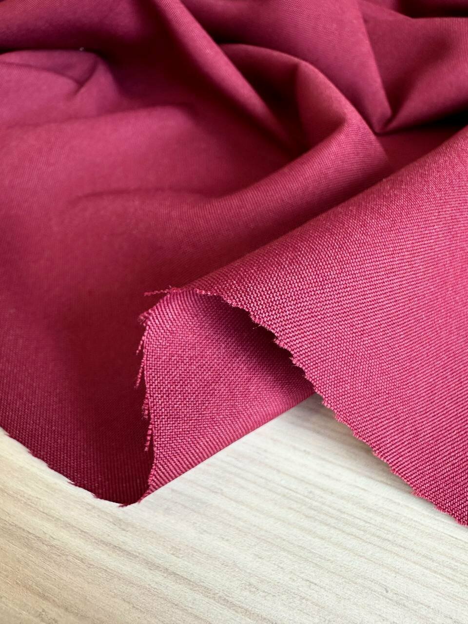 2м. Габардин ткань костюмная для шитья одежды, штор, юбок и рукоделия. Цвет ягодный бордовый. Плотность 150 гр/м2. Ширина 150 см