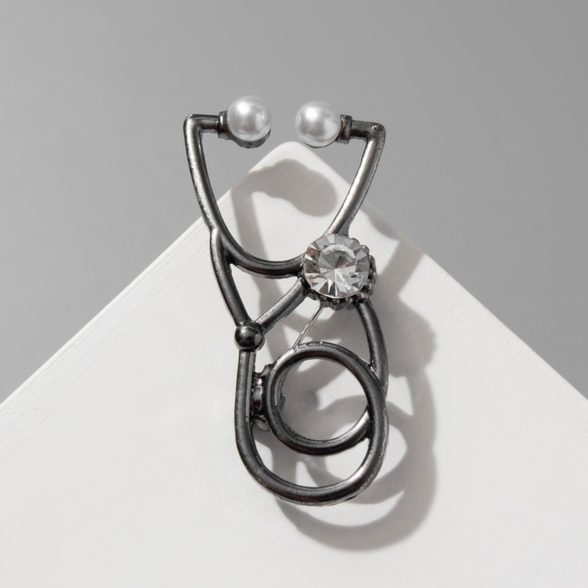 Брошь, стразы, пластик