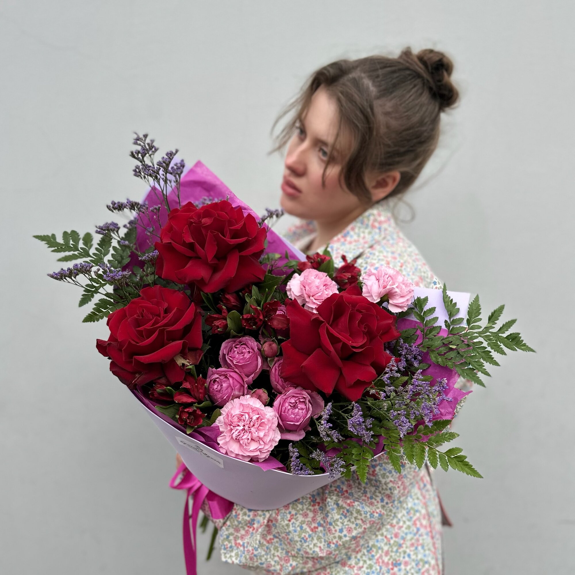 Букет цветов «Саманта» (французская роза, пионовидная кустовая Роза, лимониум, диантусы, альстромерия и папоротник)