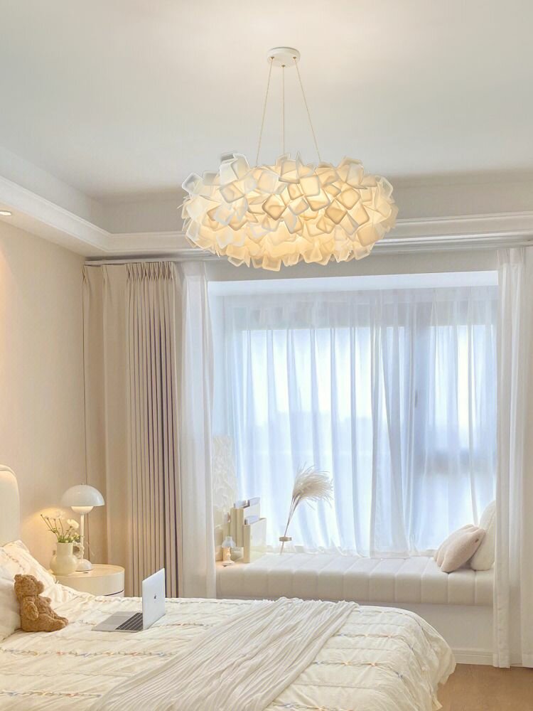 Теплая и романтичная люстра в виде лепестков для гостиной