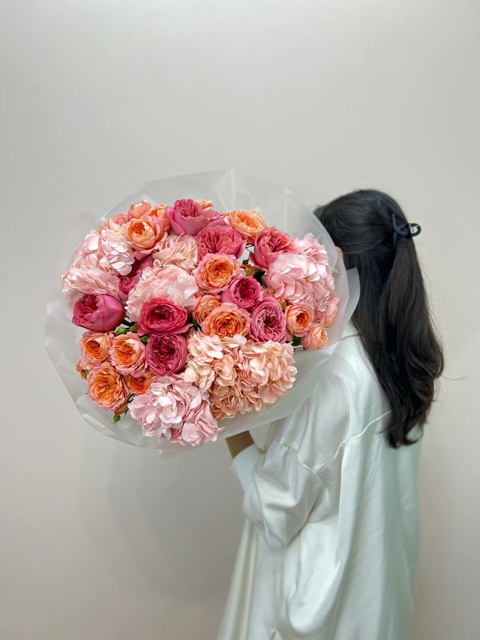 Букет живых цветов NURA FLOWERS, гортензия 5, роза пионовидная 10, роза кустовая 5 в крафтовой бумаге