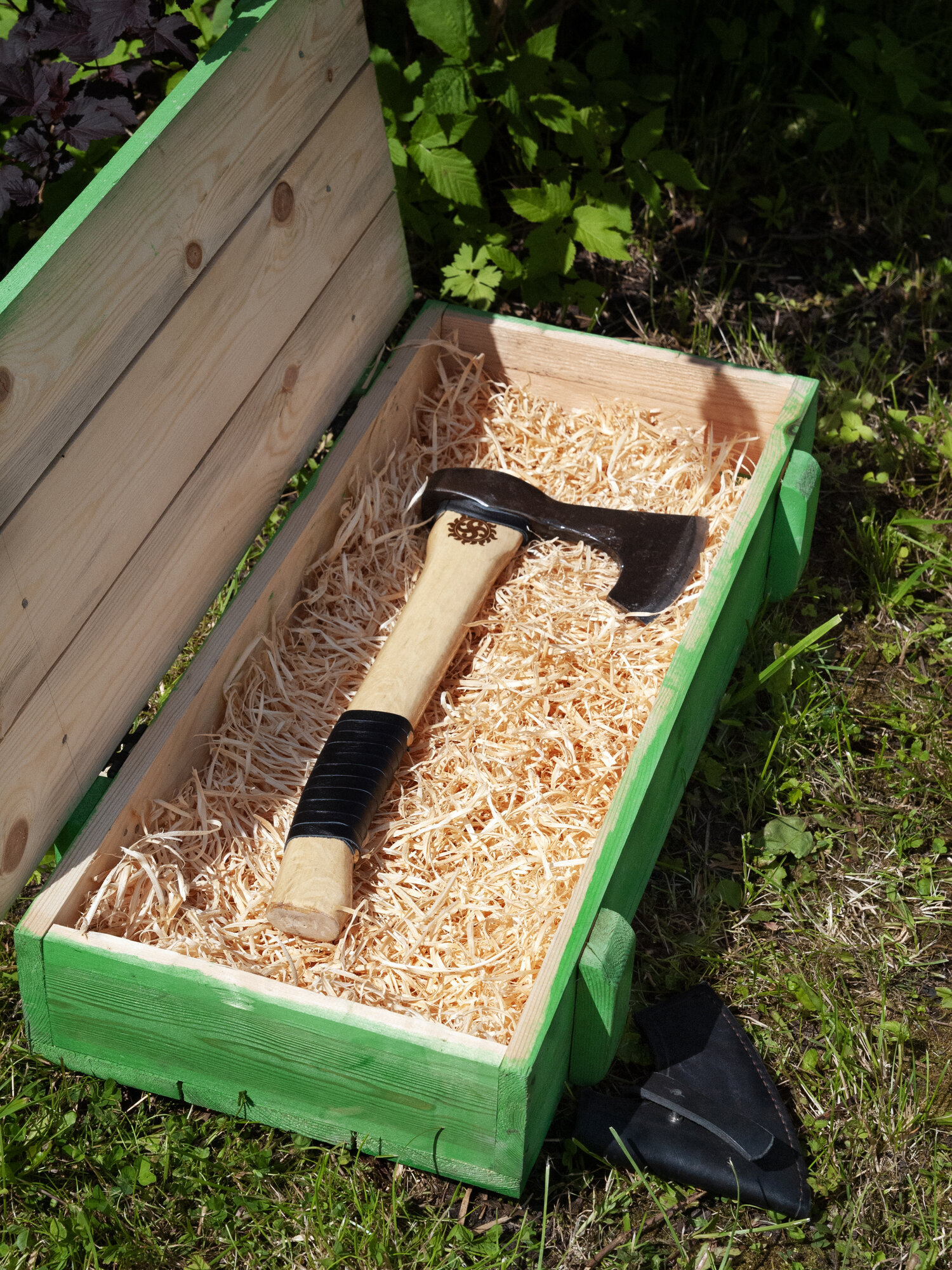 Брутальный классический топор в армейском ящике