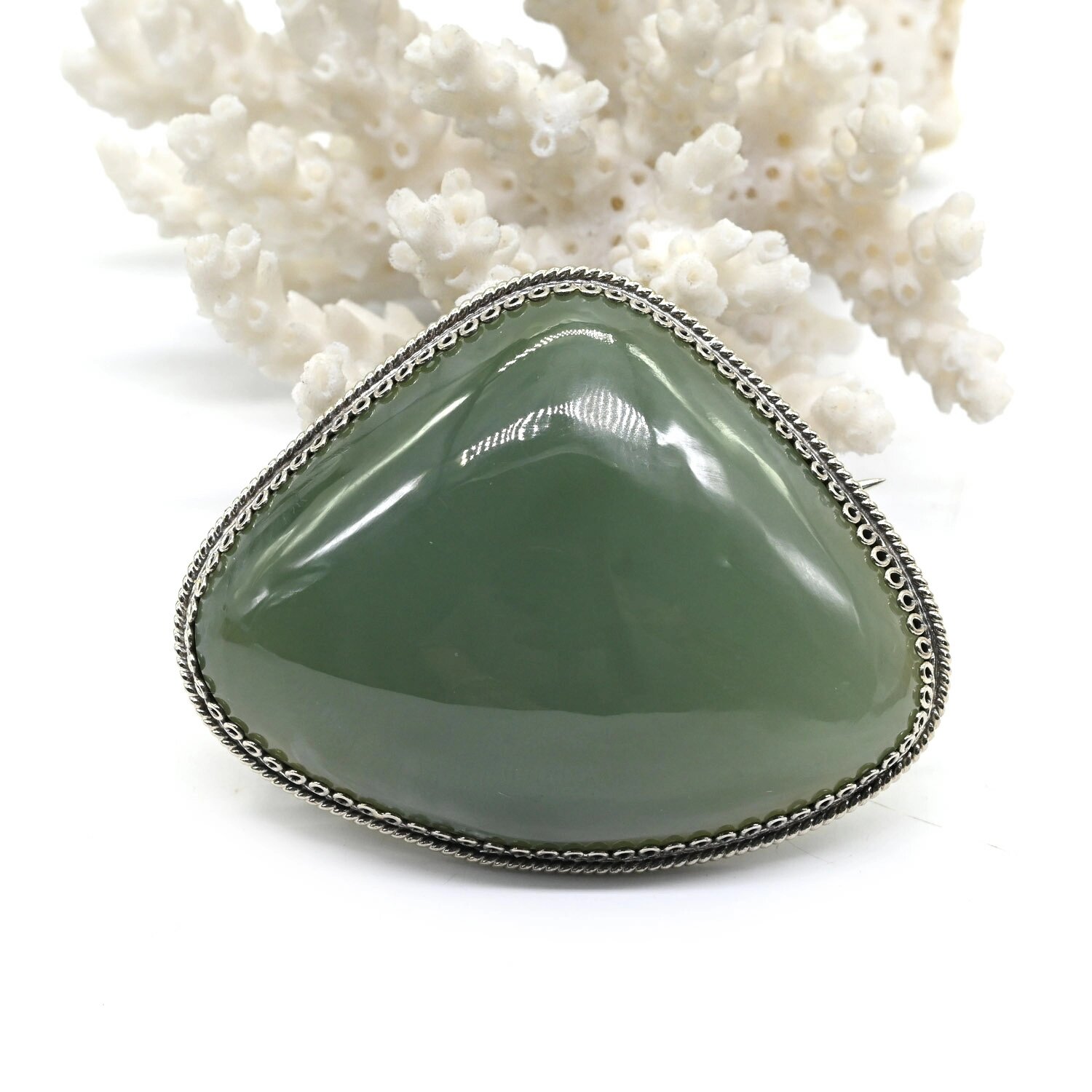 Брошь, нефрит