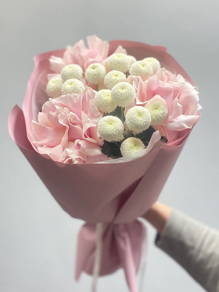 Букет живых красивых цветов N1flor из 3 розовых французских роз и 2 белых хризантем "Ньютон", сборный, 48 см.
