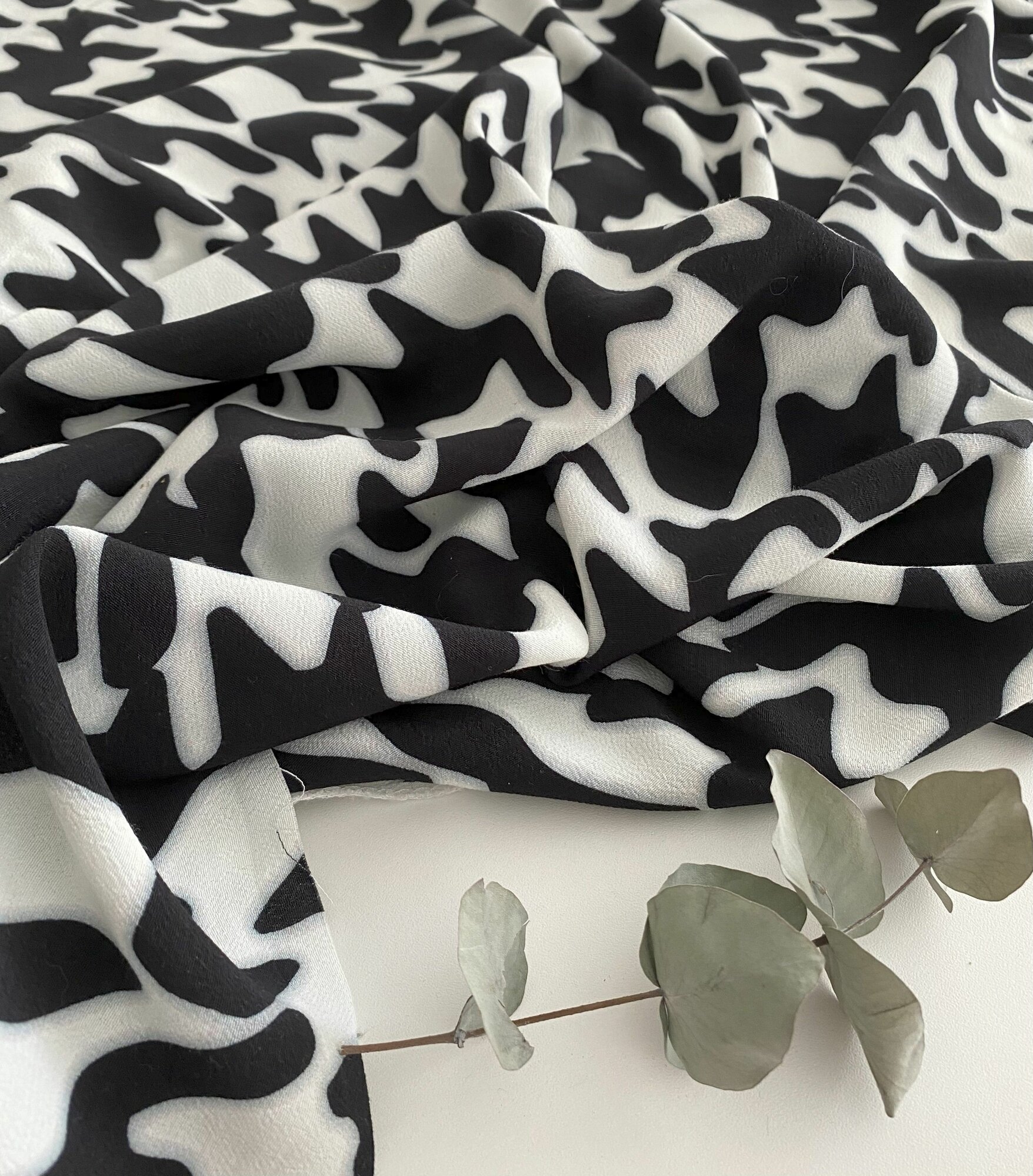 Вискоза креповая плательная, ширина 130 см. Отрез 0.85 м