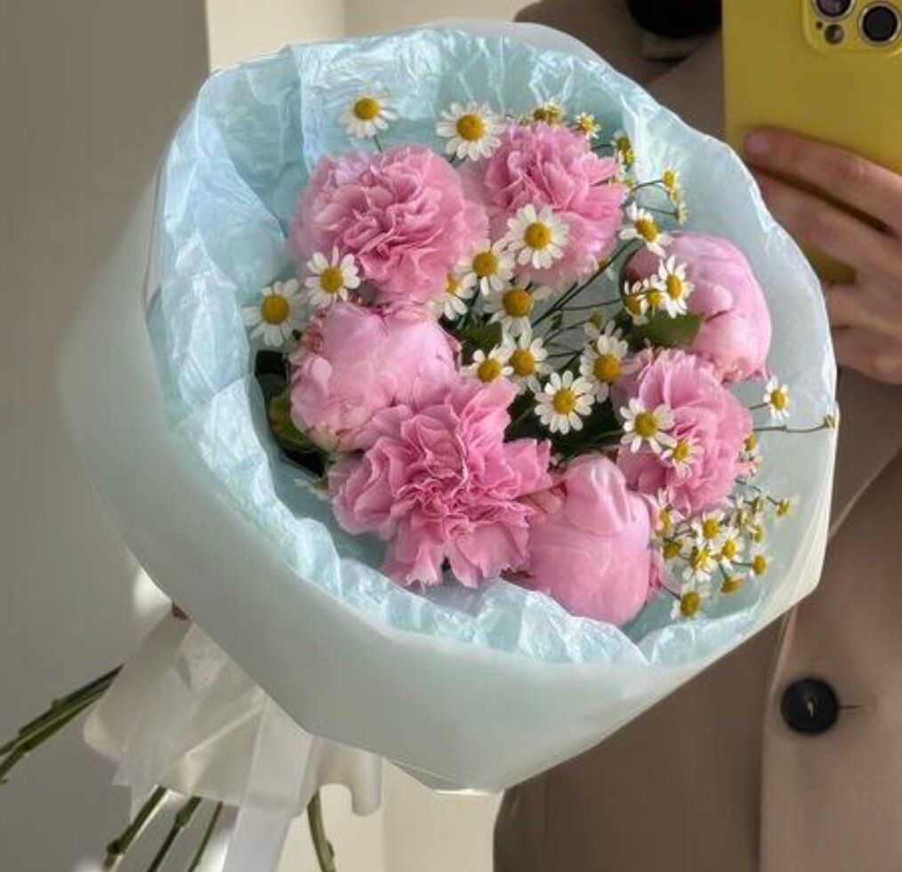 Букет «Мини милаш» (пионы Сара Бернар, диантусы, кустовые ромашки)