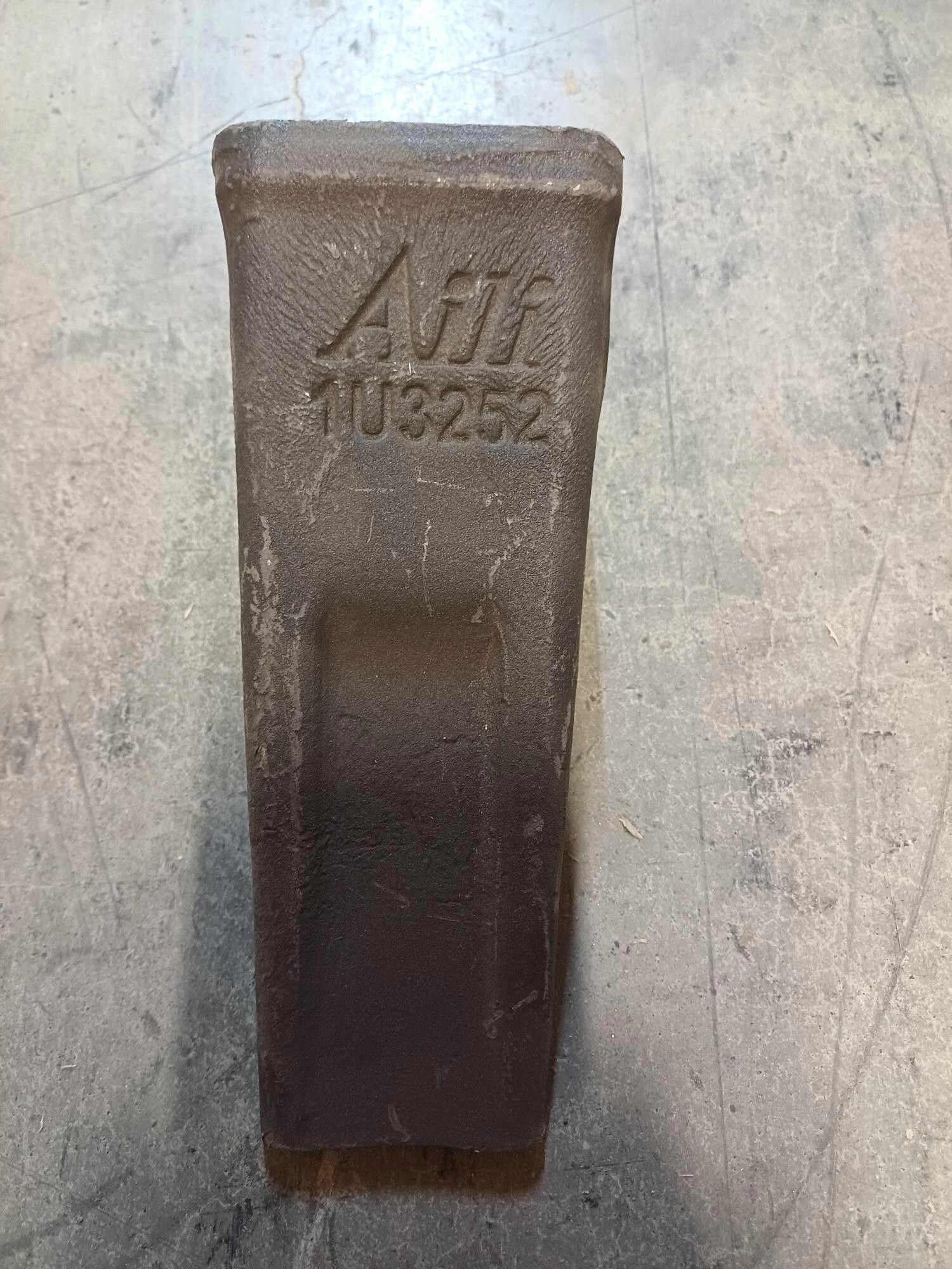 Коронка ковша экскаватора 1U3252 AILI удлиненная кованая для Caterpillar J250