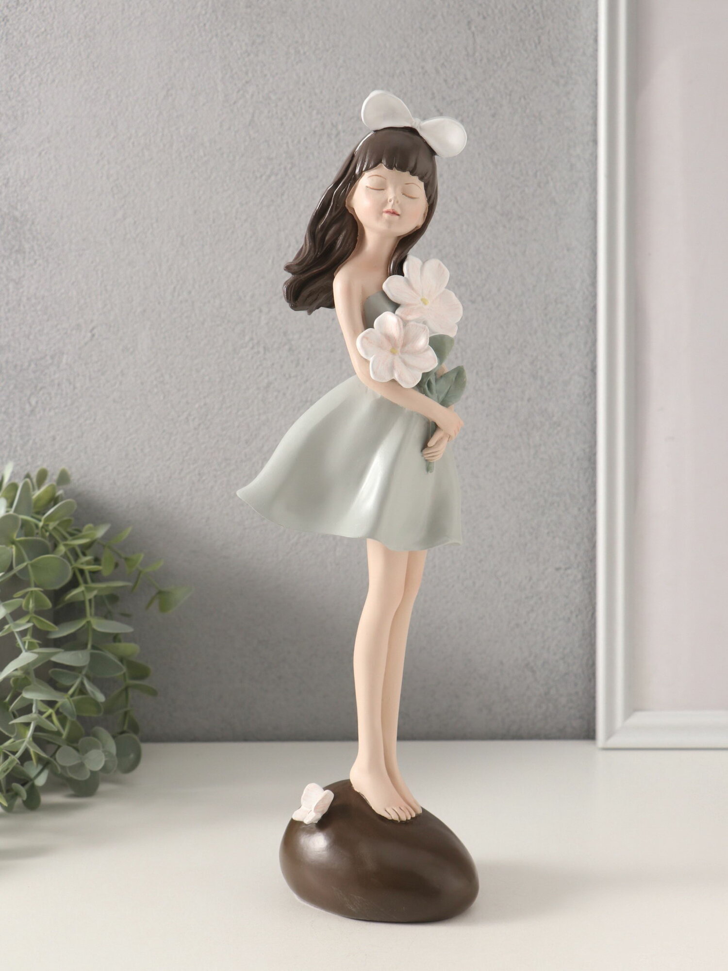 Фигурка "Девушка с белыми цветами в руках", полистоун, 9.2x9.1x33.8 см