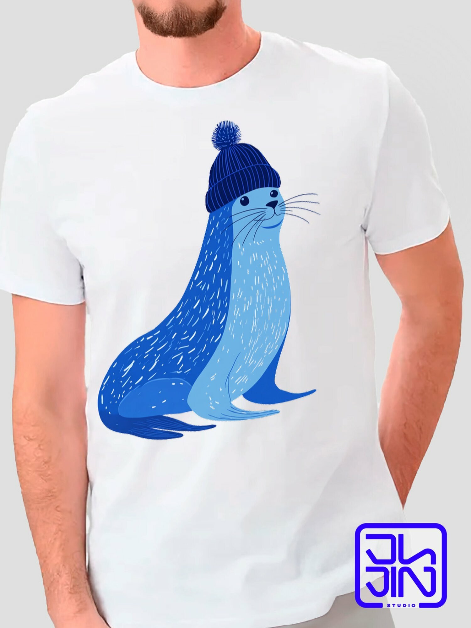 Футболка классическая мужская с авторским принтом Смешной веселый тюлень в темно синей, теплой шапке и синем образе с животными, белый хлопковый трикотаж с прикольным рисунком на груди