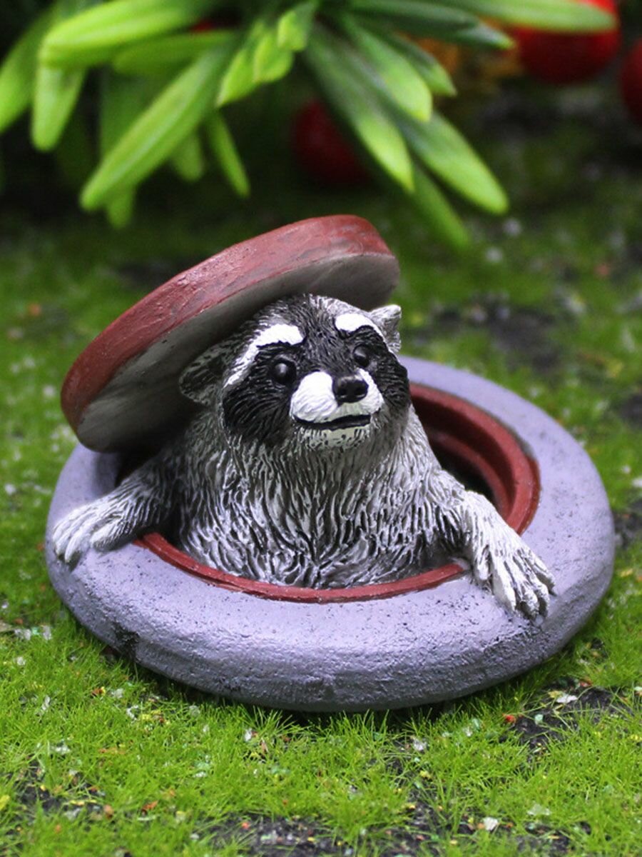 Искусственный енот для сада, Фигурка енота в люке