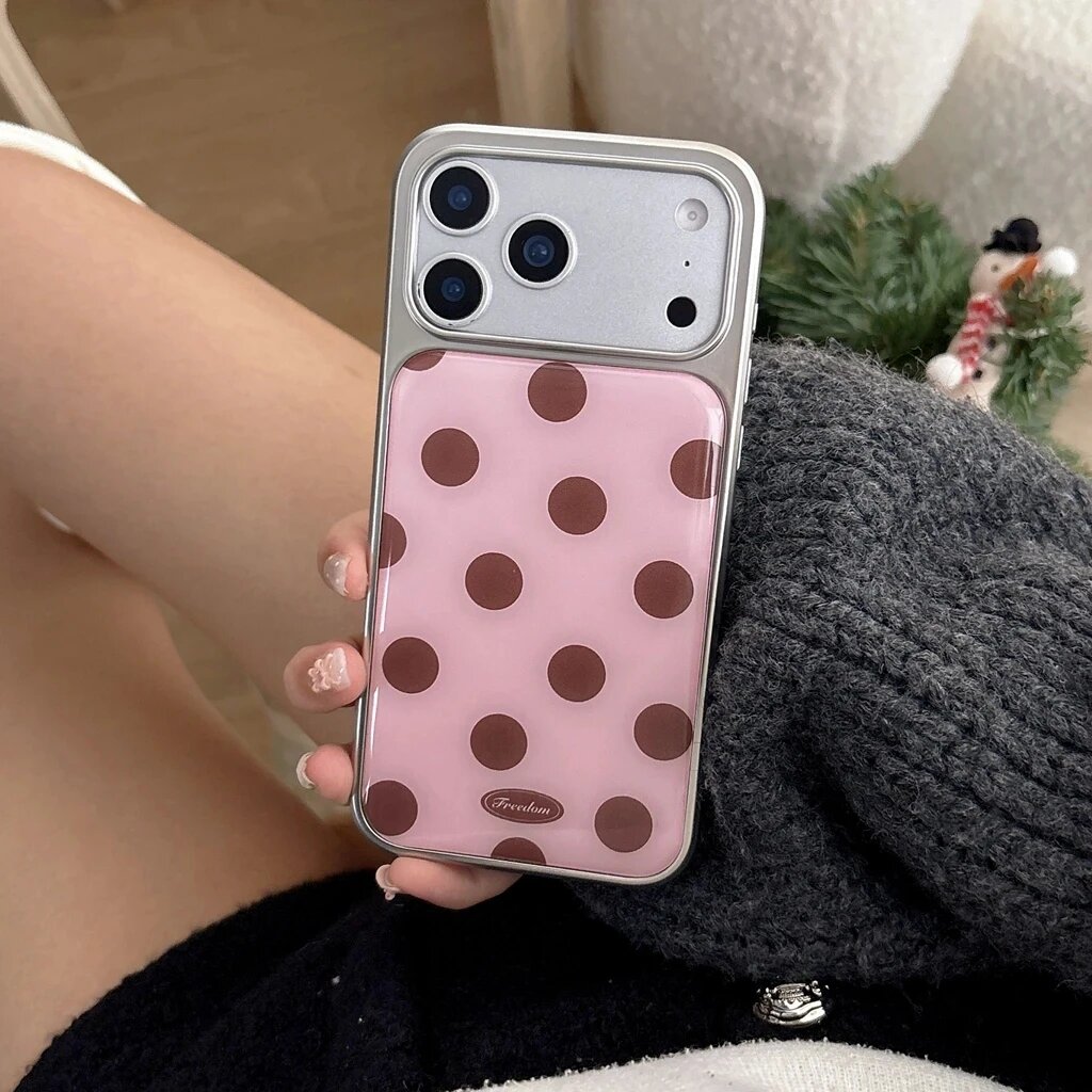 Чехол для iPhone 15 розовый в горошек