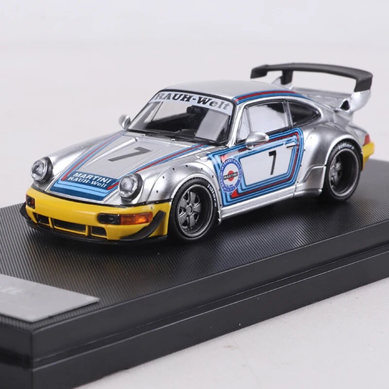 Maisto 1:64 RWB 964, серебристый