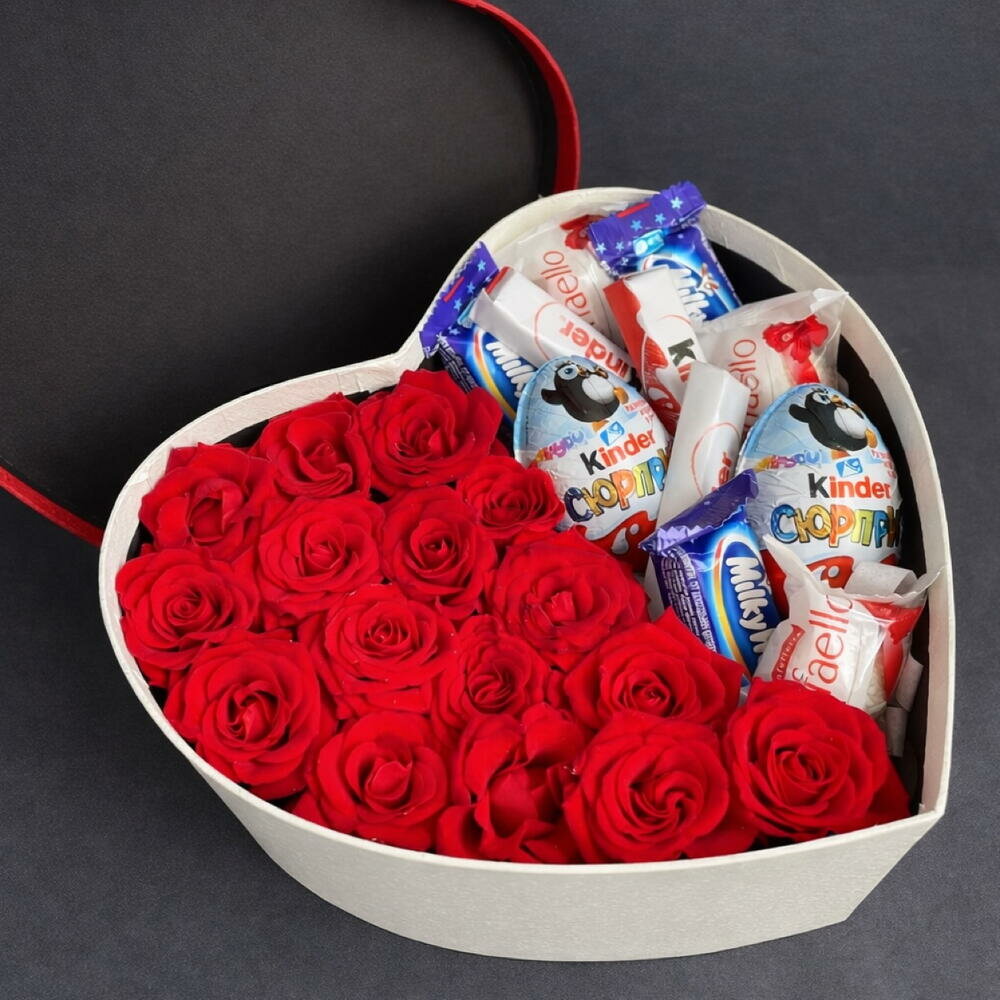 Красные кустовые розы и киндер сладости в красивой коробке сердце