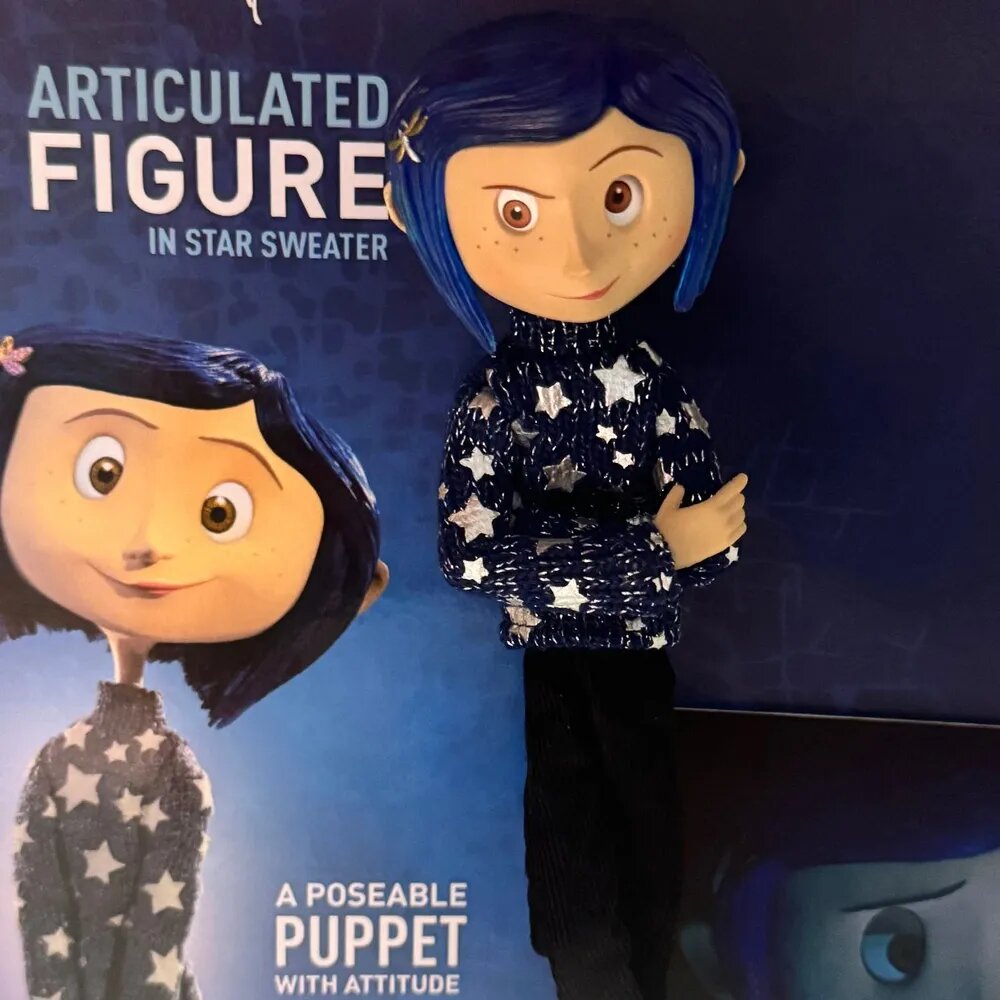 Фигурка Coraline (Коралина) в свитере со звездами, ПВХ, 18 см, арт. 2797947120 — фото 1