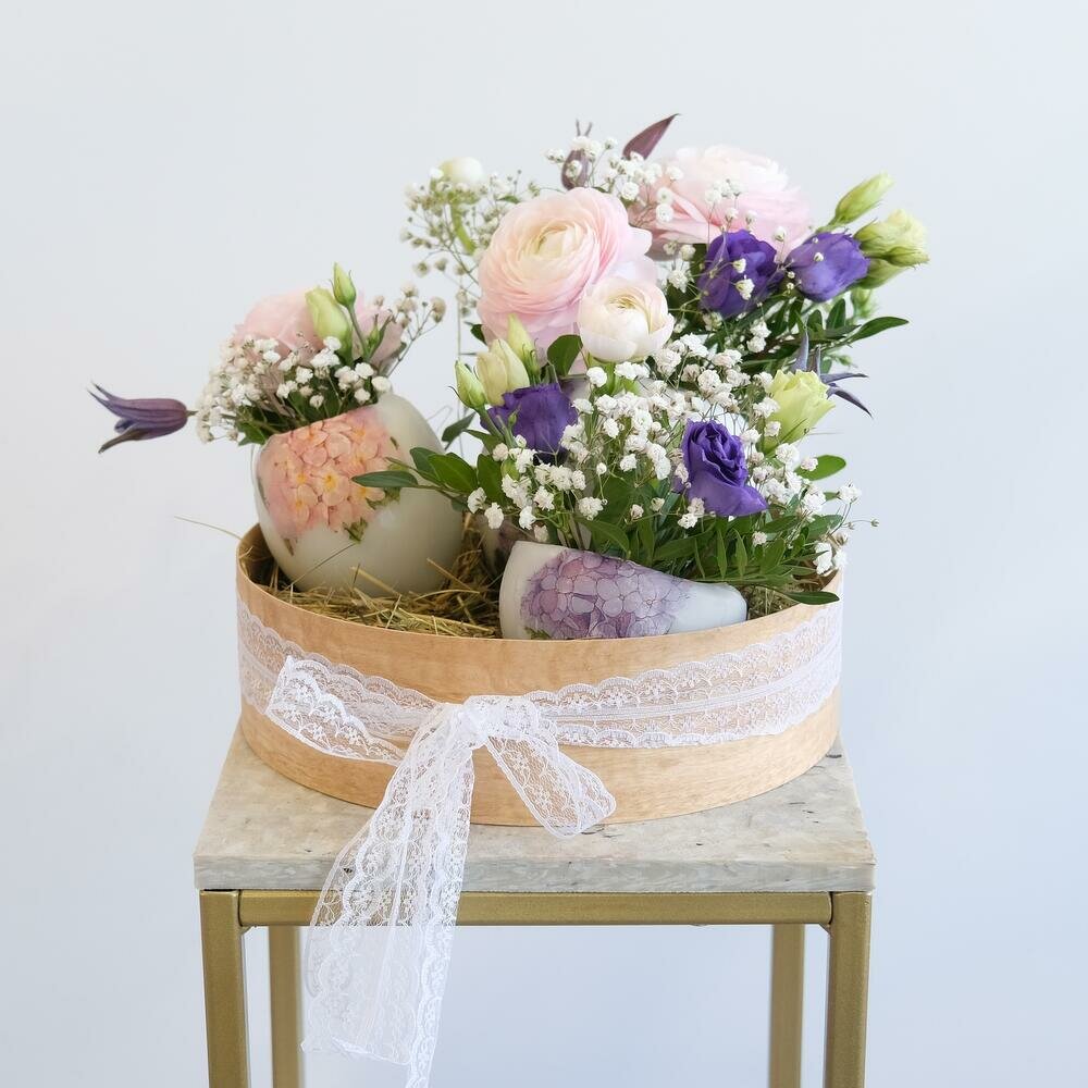 Композиция на пасху: декоративные яйца с цветочным оформлением