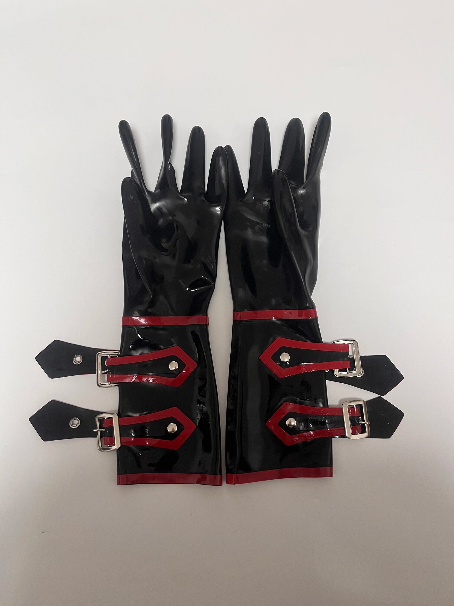 Черные латексные перчатки с ремешками L, Black Red