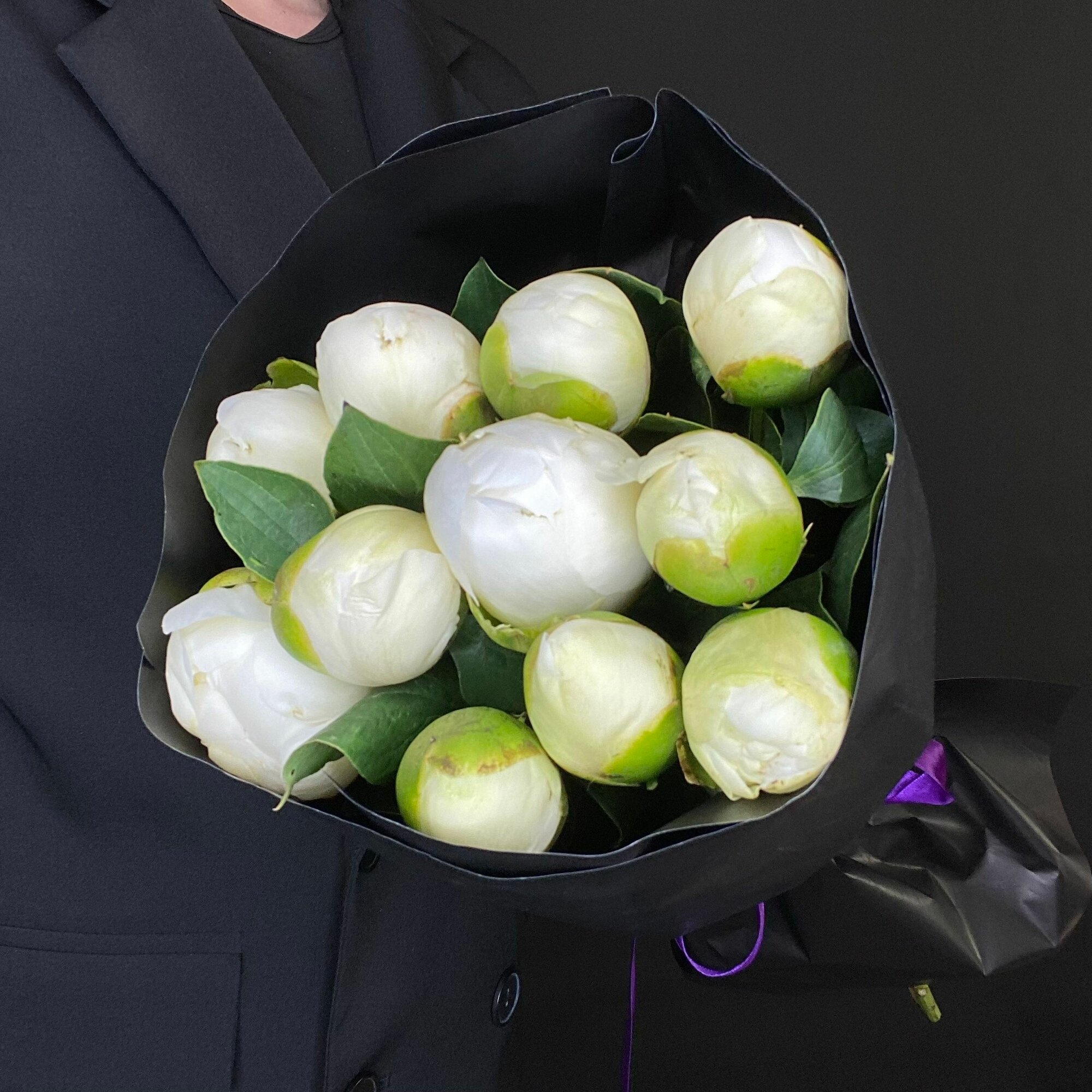 Белые пионы (пион 11 шт.), высота букета 40 см, ширина 15 см