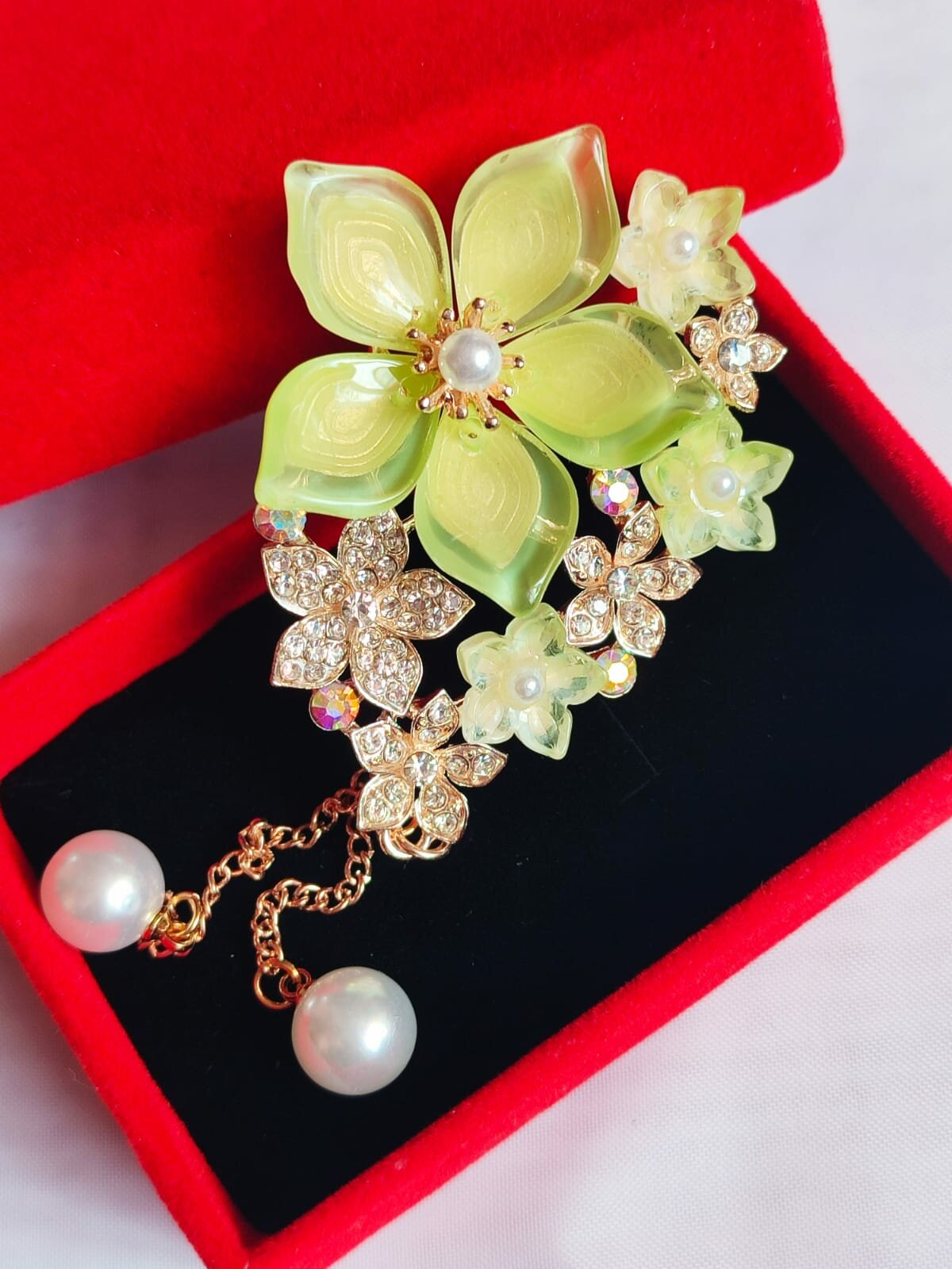 Брошь, стразы, жемчуг имитация, эмаль