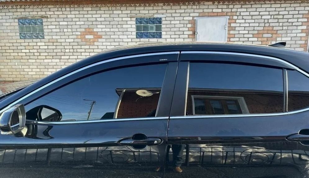 Дефлекторы окон Toyota Camry 2018-2025 с молдингом из нержавеющей стали. Оригинал