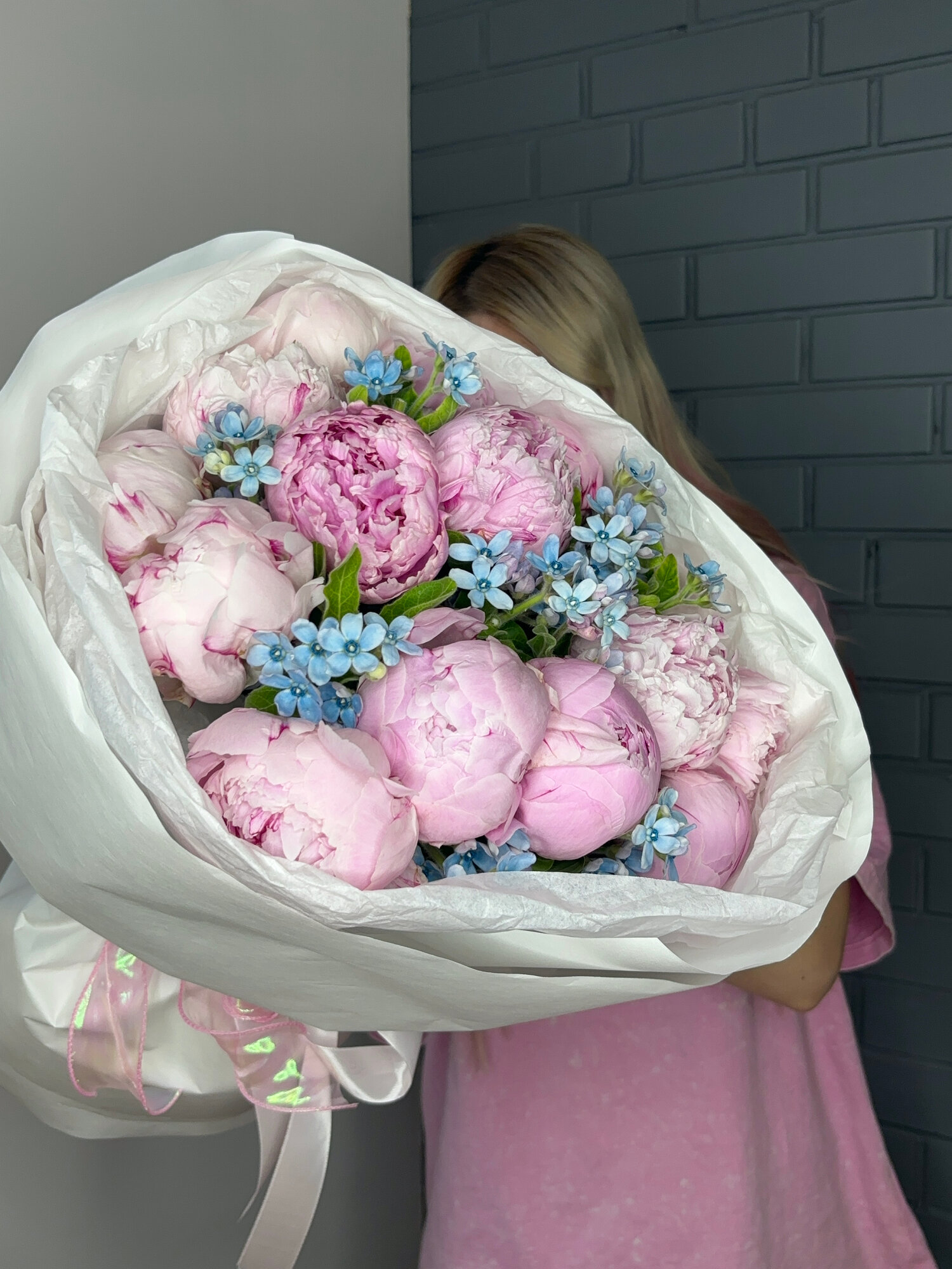 Букет «Летний хит» (розовые пионы Сара Бернар, незабудки (оксипеталум) в белой крафт бумаге)