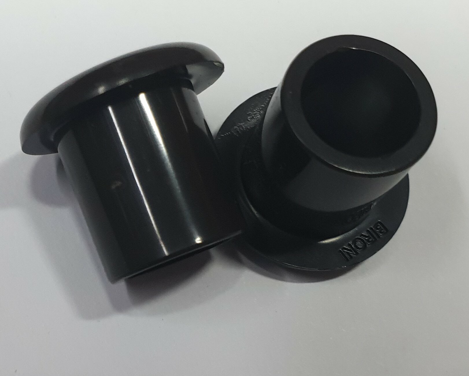 Втулка проходная Bironi B1-VT-22, пластик, кольцевая, коричневая, 20 шт