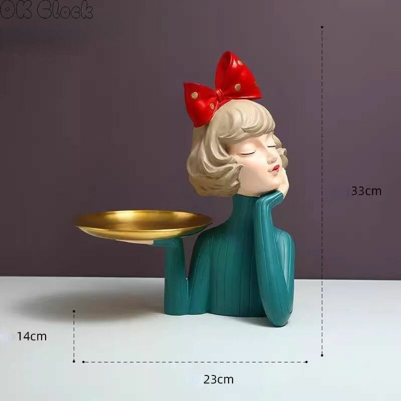 Декоративная статуя девушки с букетом