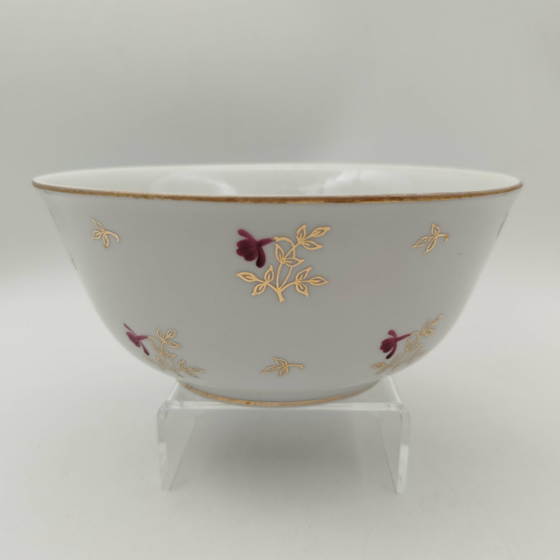 Конфетница (сухарница), украшенная цветочным декором, фарфор, роспись