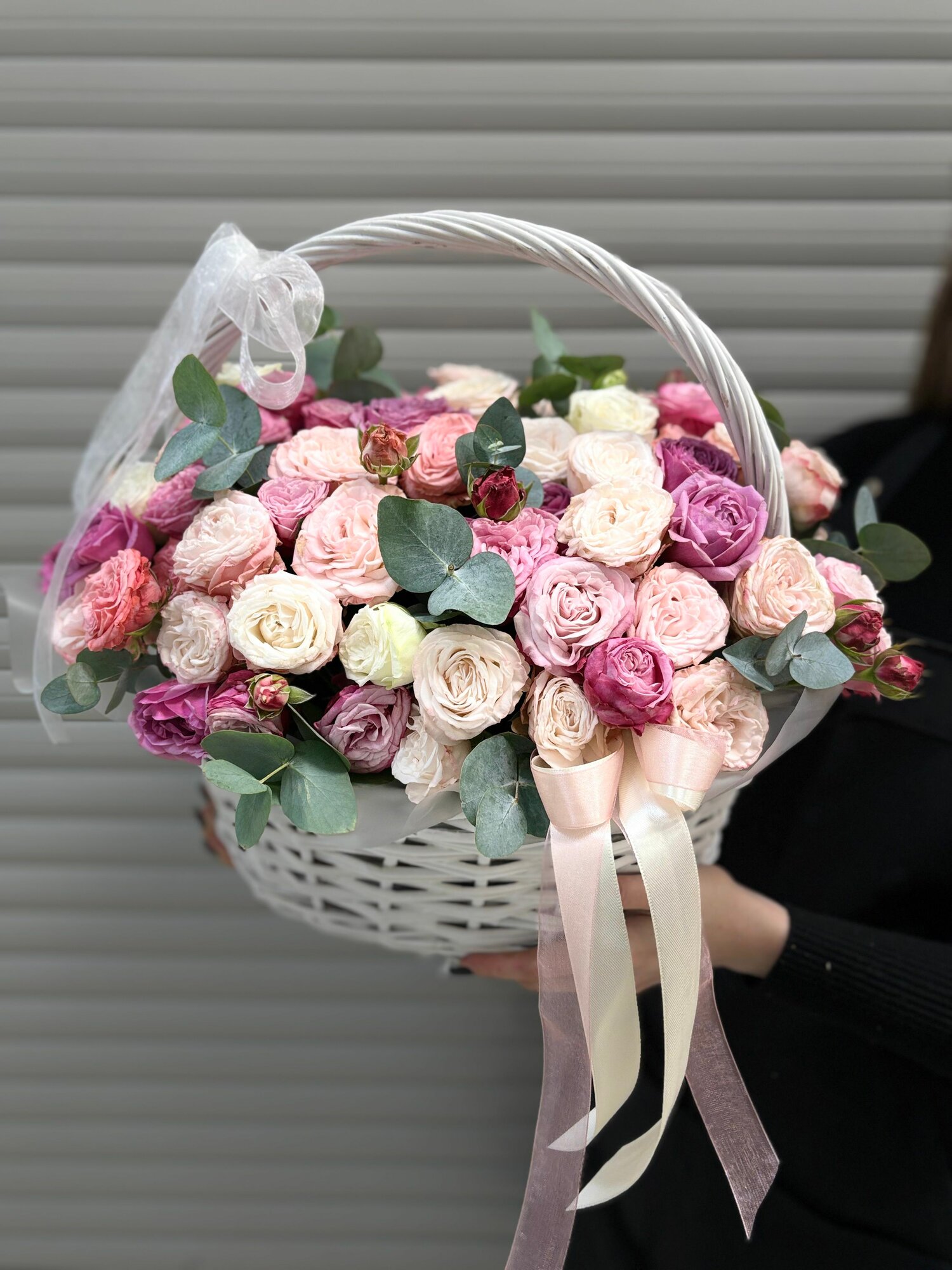 Авторская композиция в плетенной корзине из кустовых пионовидных роз ELITE цветочный рай